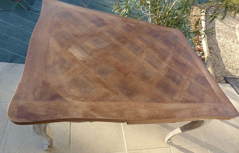 Table en bois massif avec damier extensible par ses deux rallonges ...