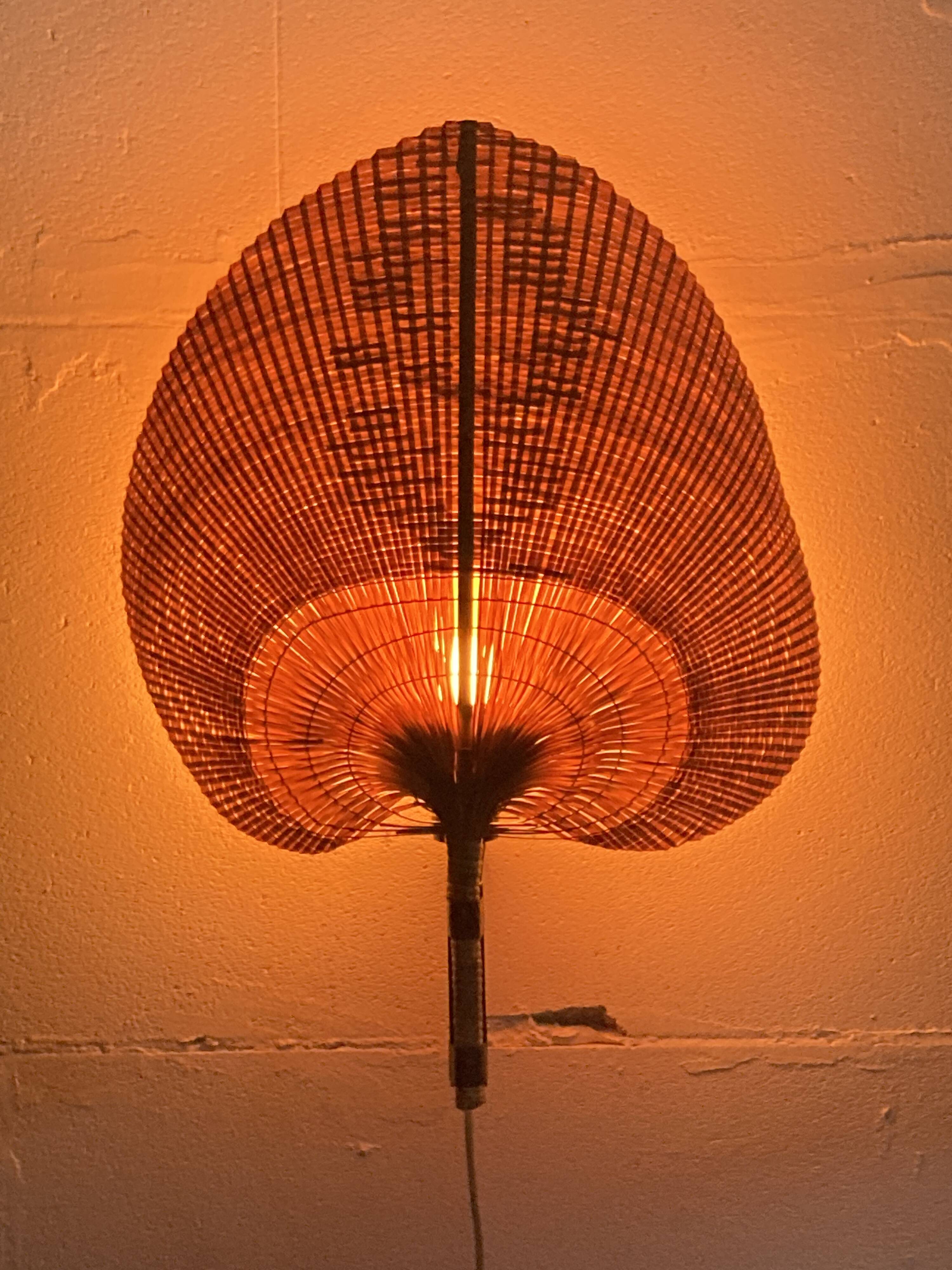 Applique Uchiwa éventail en rotin par Gilbert, New York City, USA 1960 ...