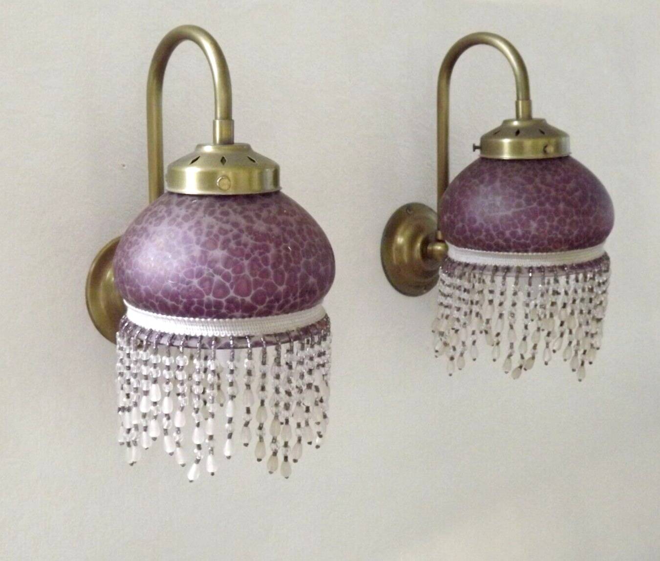 2 appliques murales en verre d’art violet du milieu du siècle avec abat ...