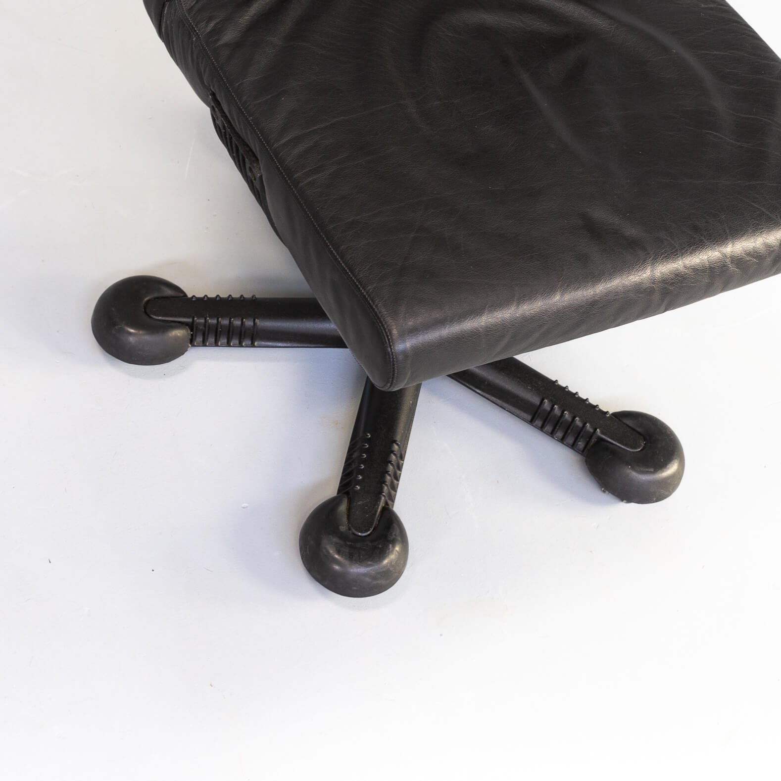 Chaise pivotante en cuir Tobia & Afra Scarpa 'Mix' des années 70 pour ...