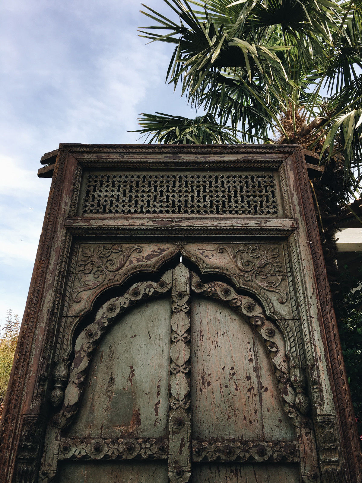 Porte orientale marocaine ancienne en bois à décor de moucharabieh ...