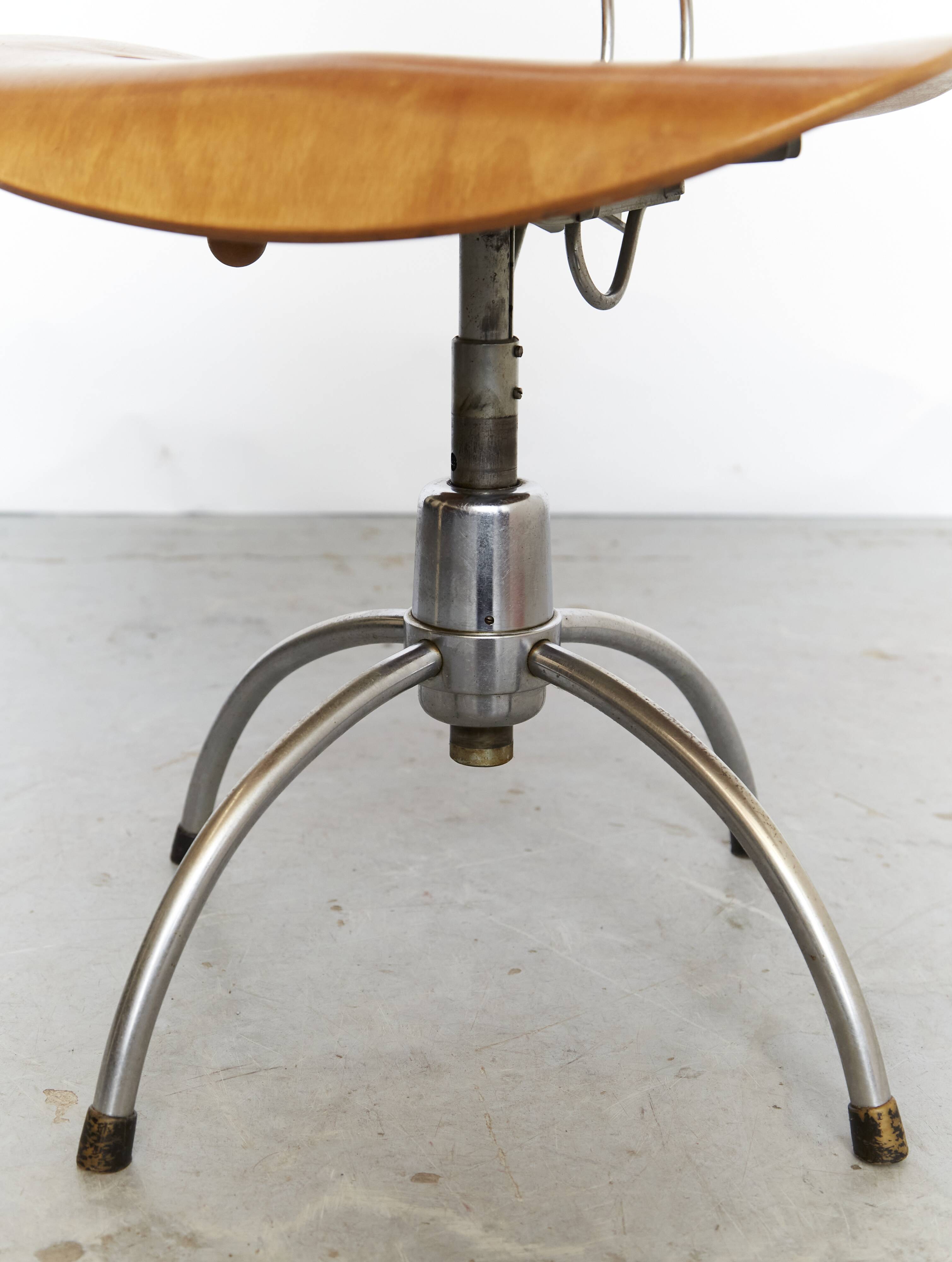 Chaise pivotante Mid-Century modèle SE 40 par Egon Eiermann pour Wilde ...