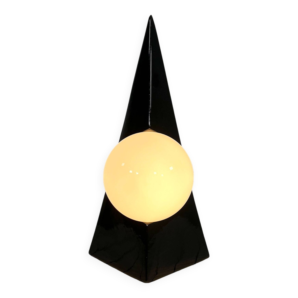 Lampe pyramide en céramique avec globe par Massive, 1980 | Selency