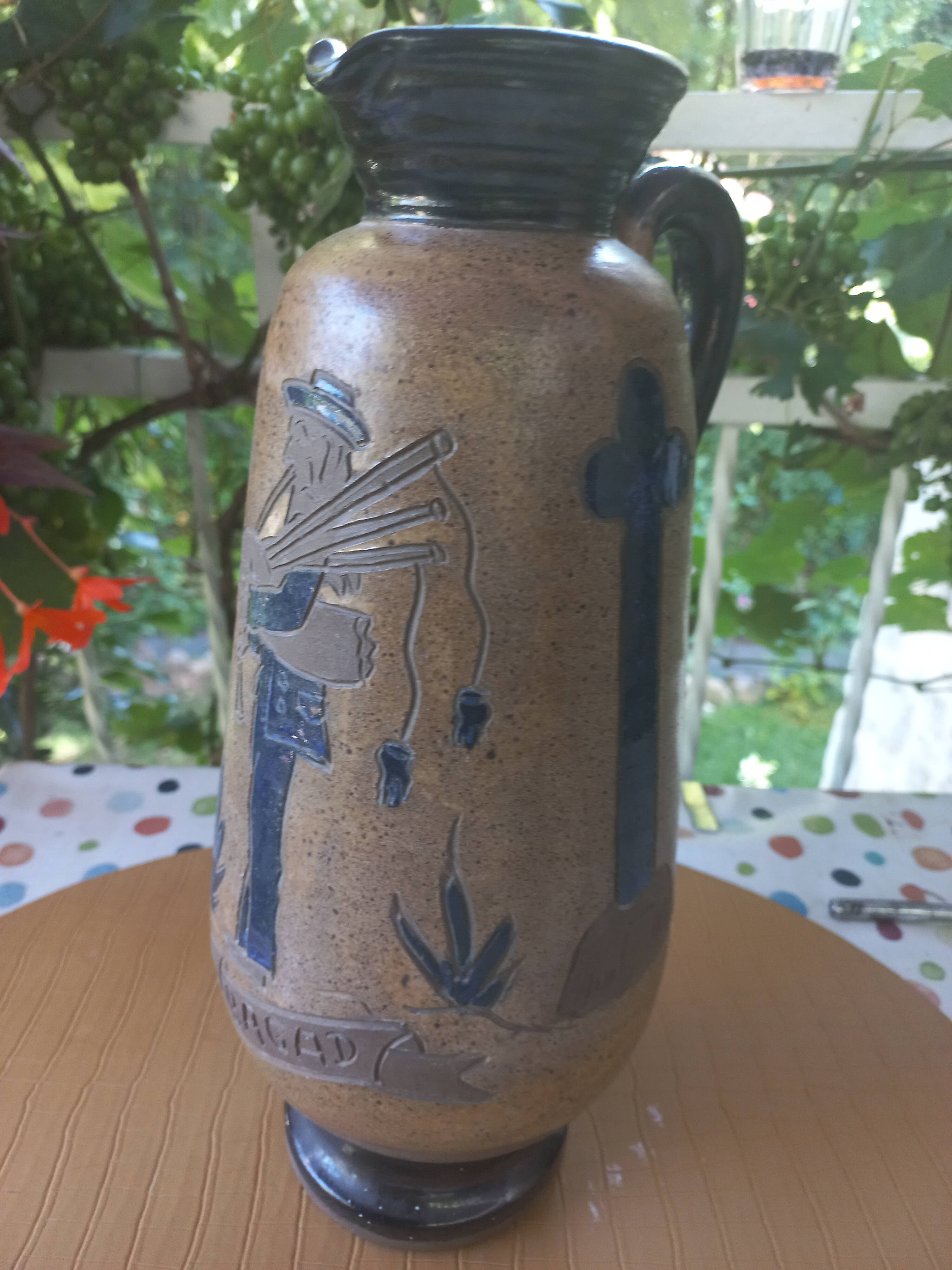 Pichet breton ancien en grès vernissé signé Breizh um 6 . | Selency