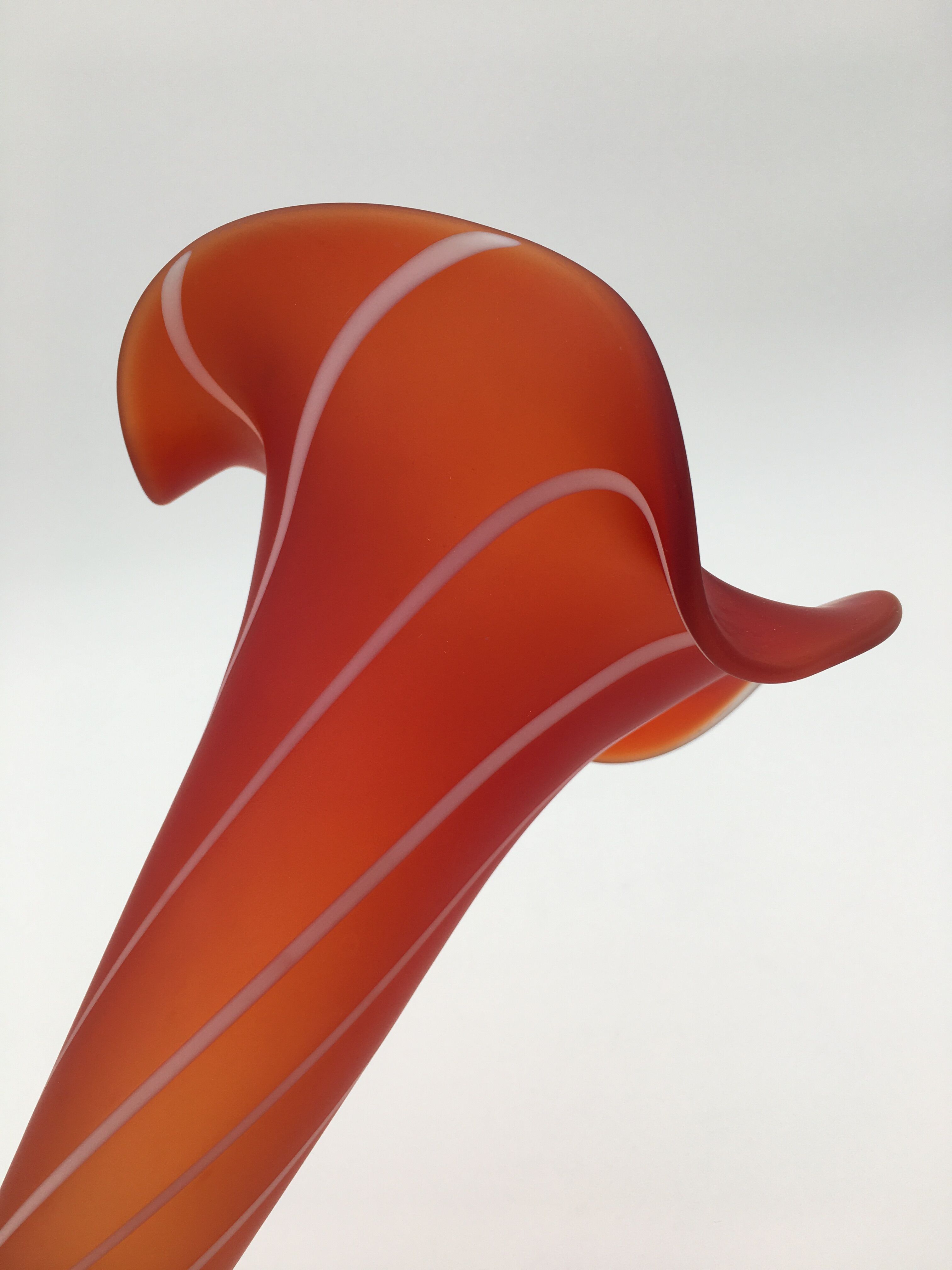 Vase cornet rouge orangé en verre dépoli, XXème siècle | Selency