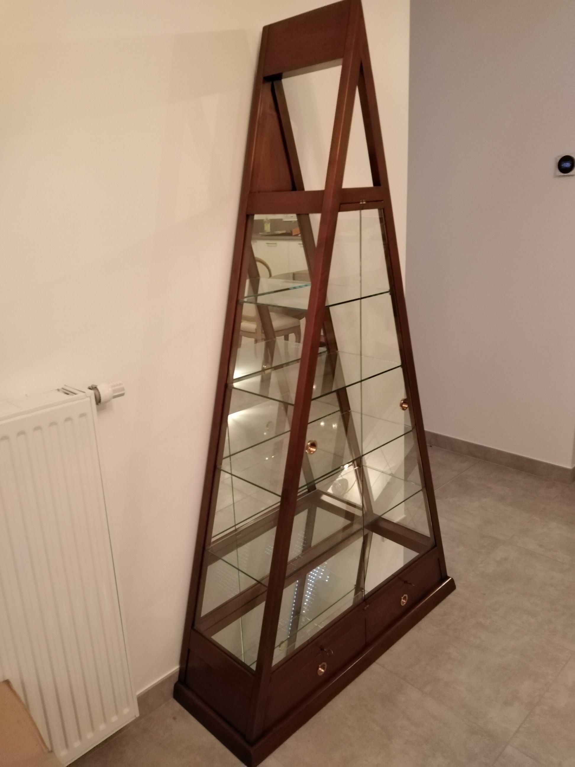 Vitrine fourrier forme pyramidale année 1980 | Selency
