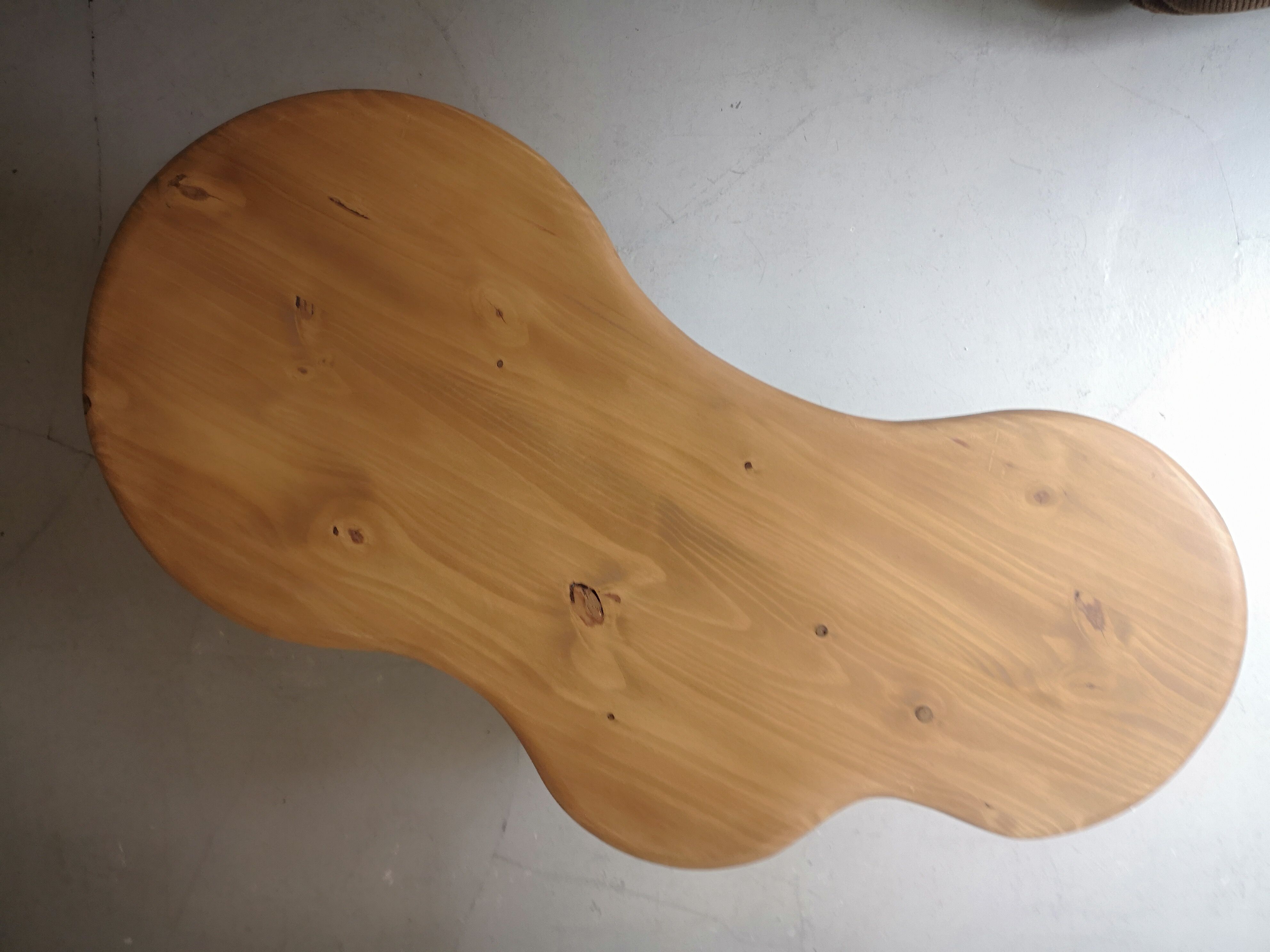 Table basse en bois blanc massif forme libre | Selency