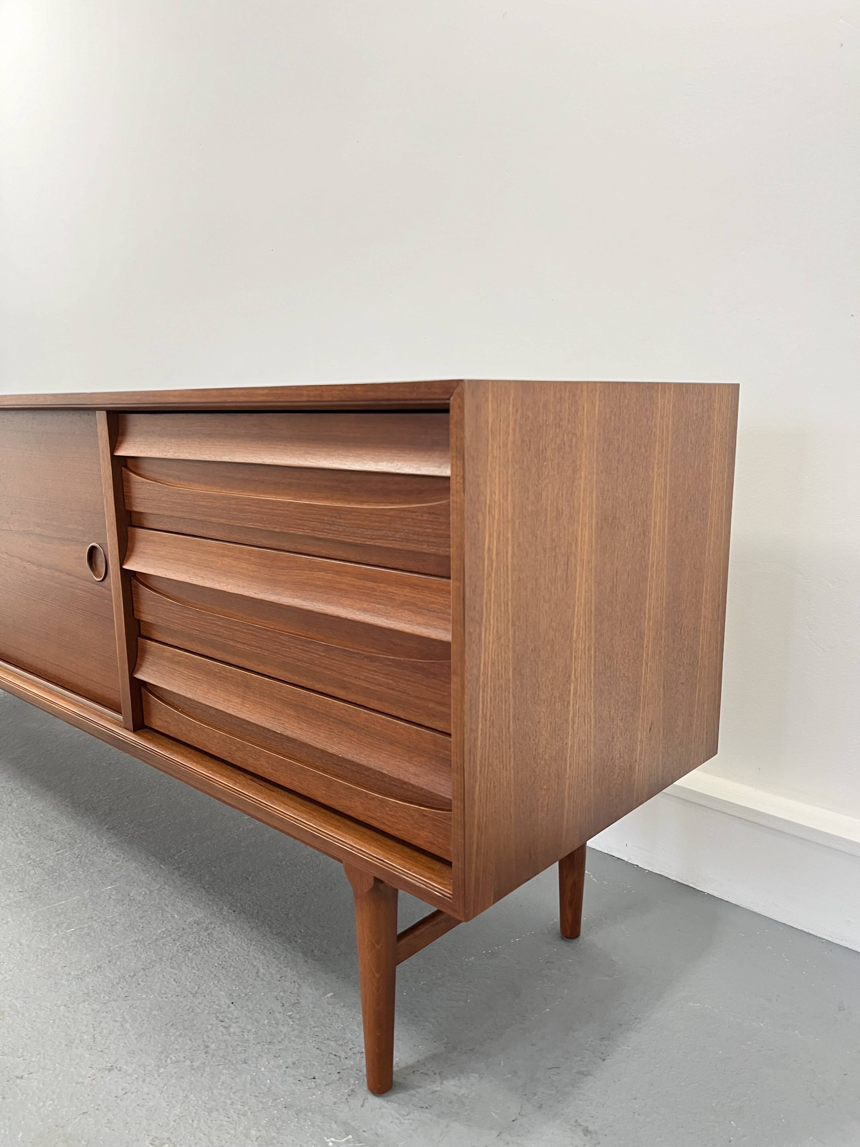 Enfilade danoise en teck long 220, années 1960 | Selency