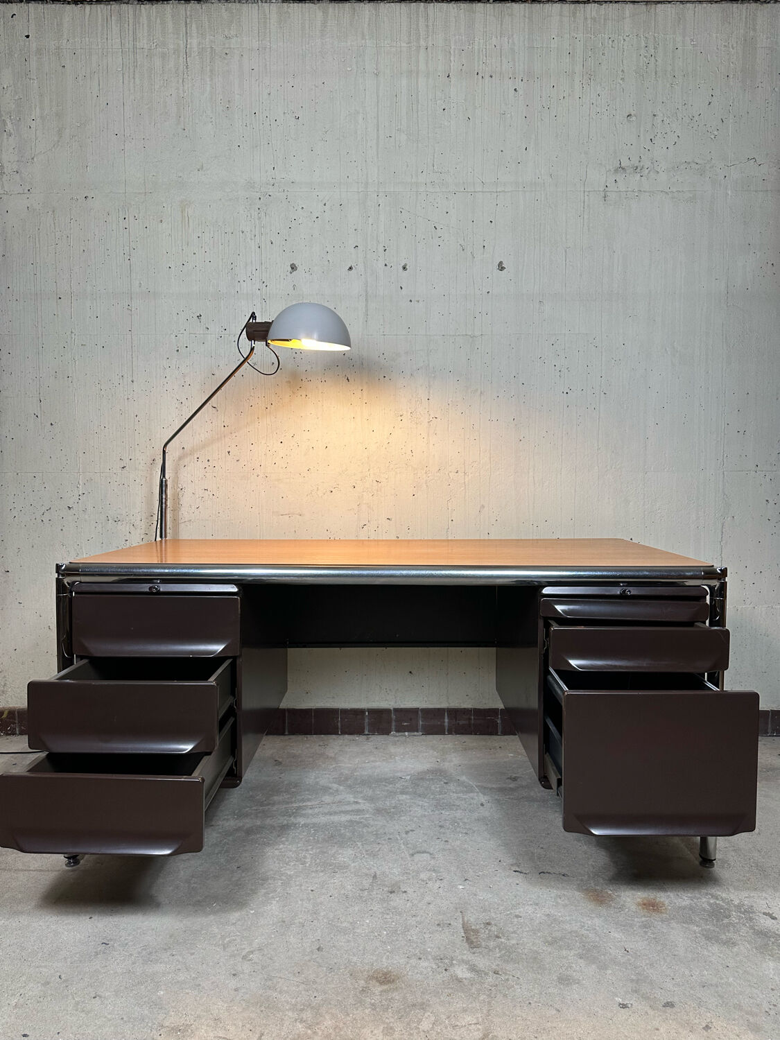 Bureau Roneo Vickers avec sa lampe iGuzzini 70 | Selency