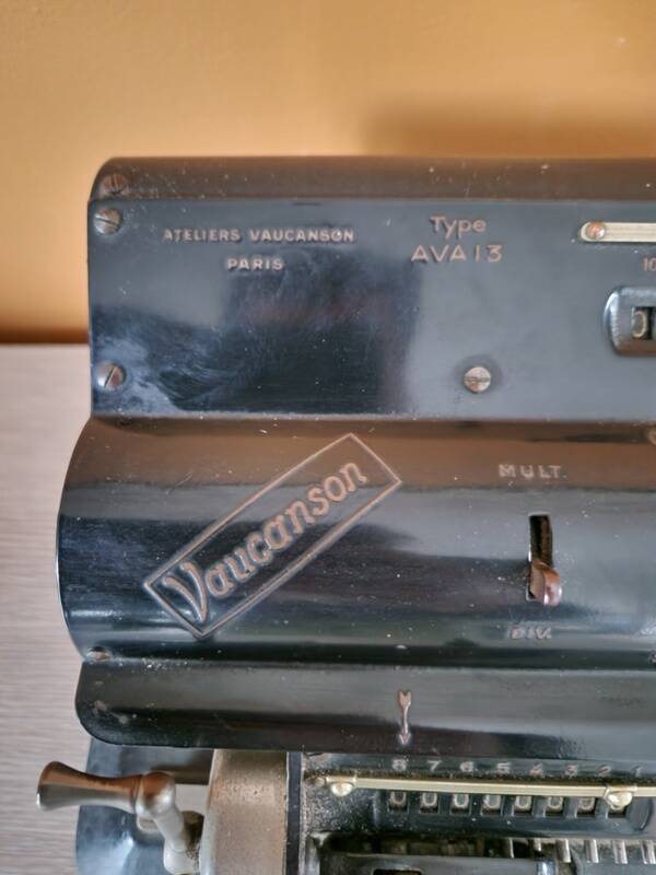 Ancienne machine à calculer en métal - Ateliers Vaucanson - Modèle AVA ...
