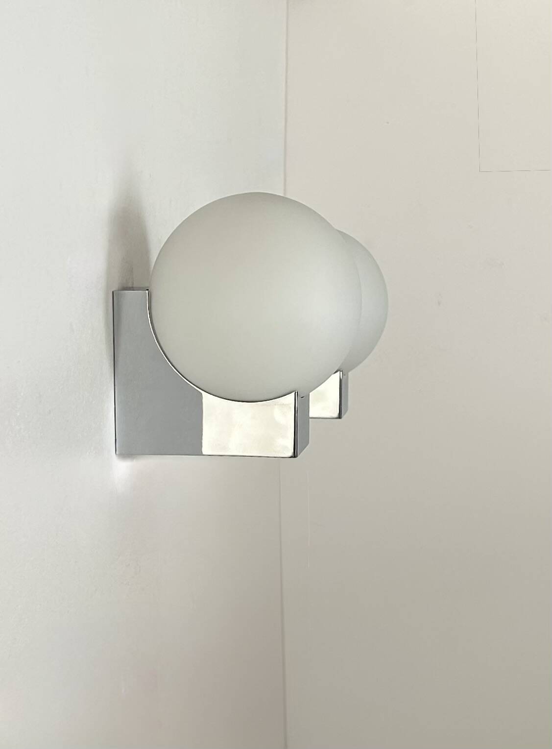 Paire d’appliques en métal chromé et opaline, France 1970 | Selency
