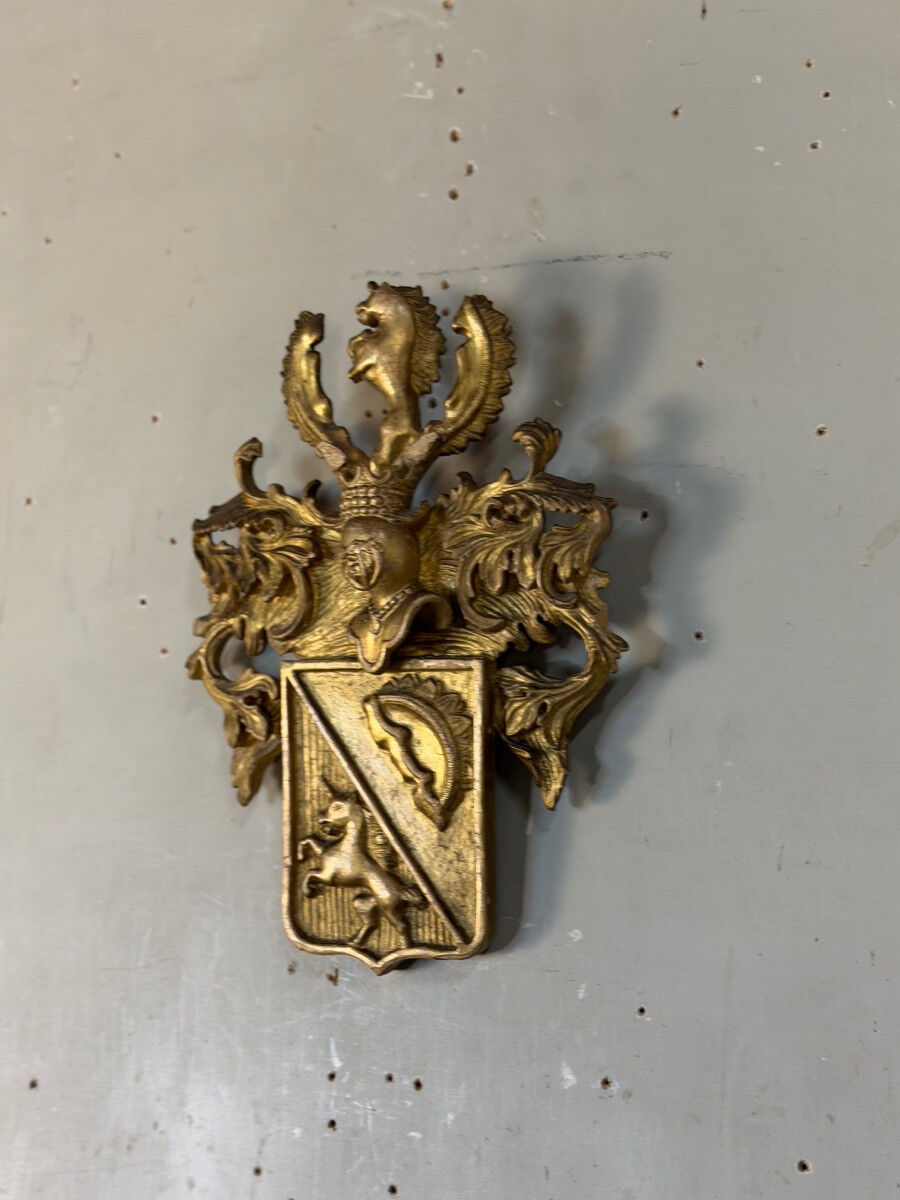 Cartouche héraldique en bois sculpté et doré, Belgique, XIXe siècle ...