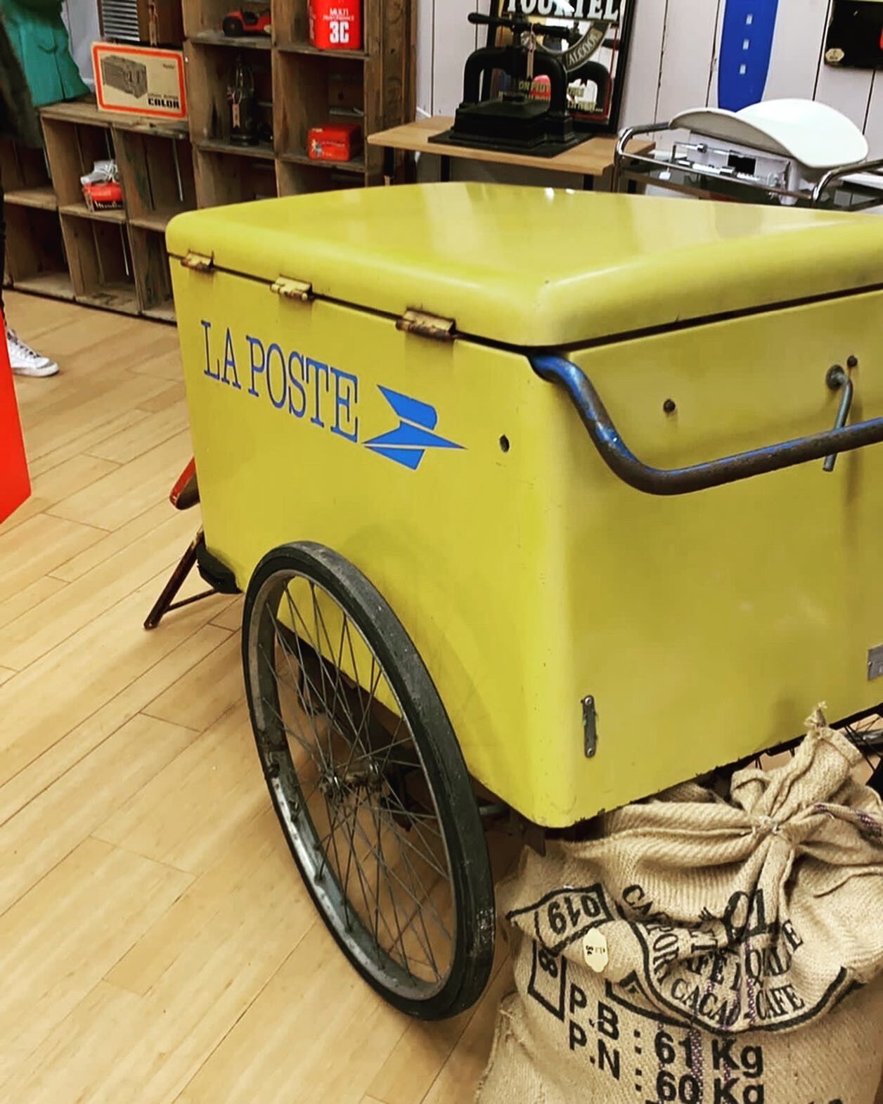 Ancien chariot de la poste | Selency