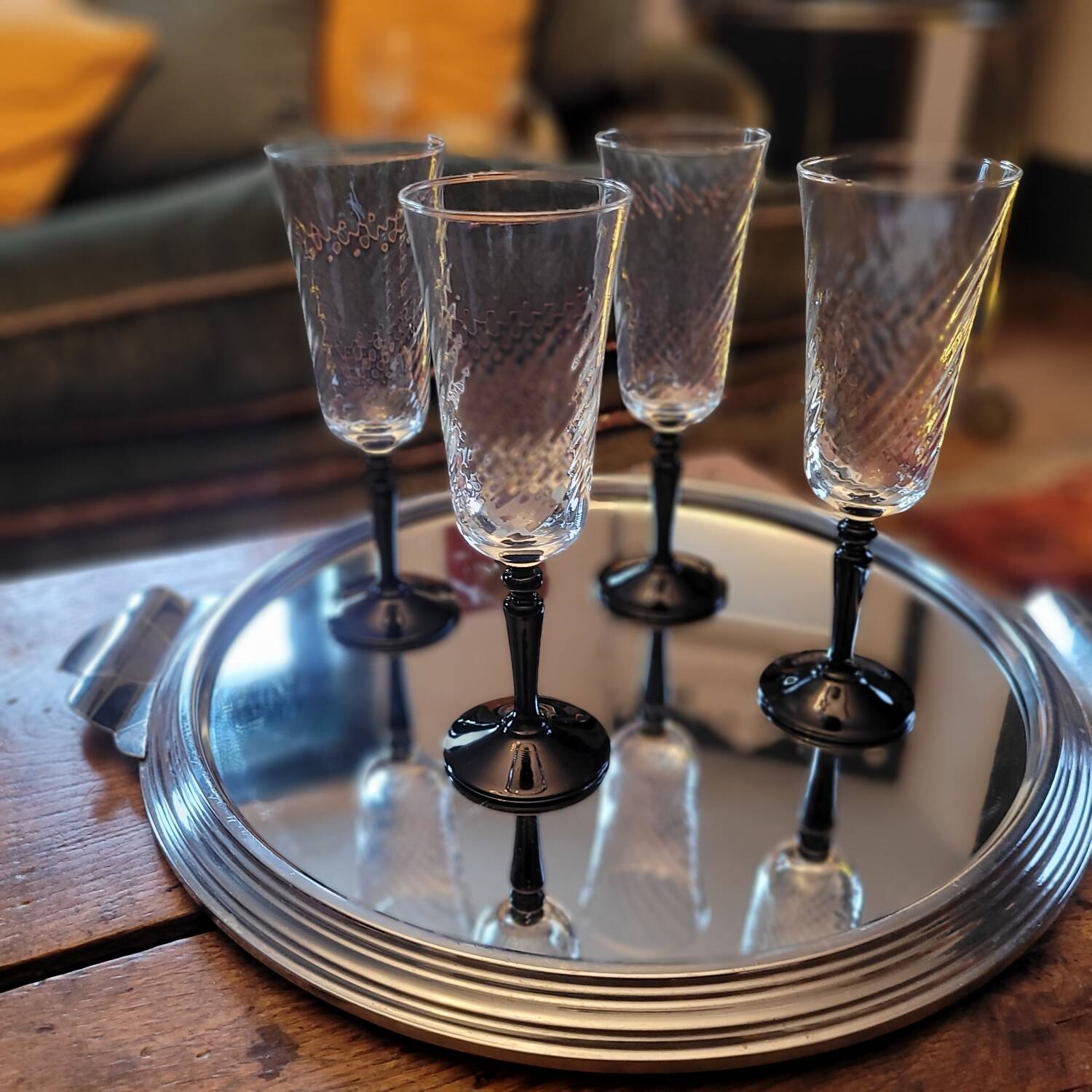 4 flûtes en verre clair pied noir. 1960–19704 flûtes en verre clair ...