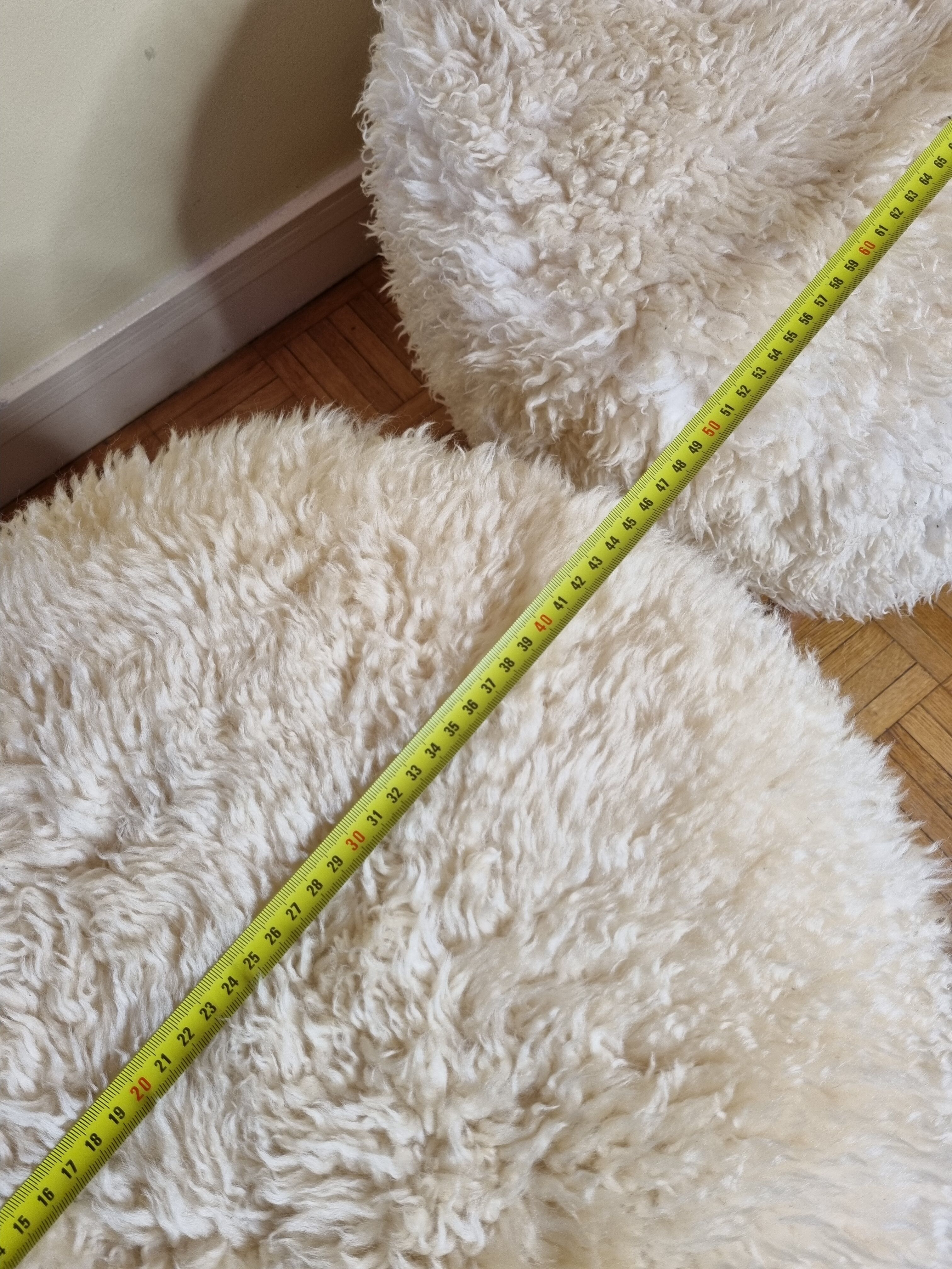 Paire de poufs de style scandinave recouverts de peau de mouton | Selency