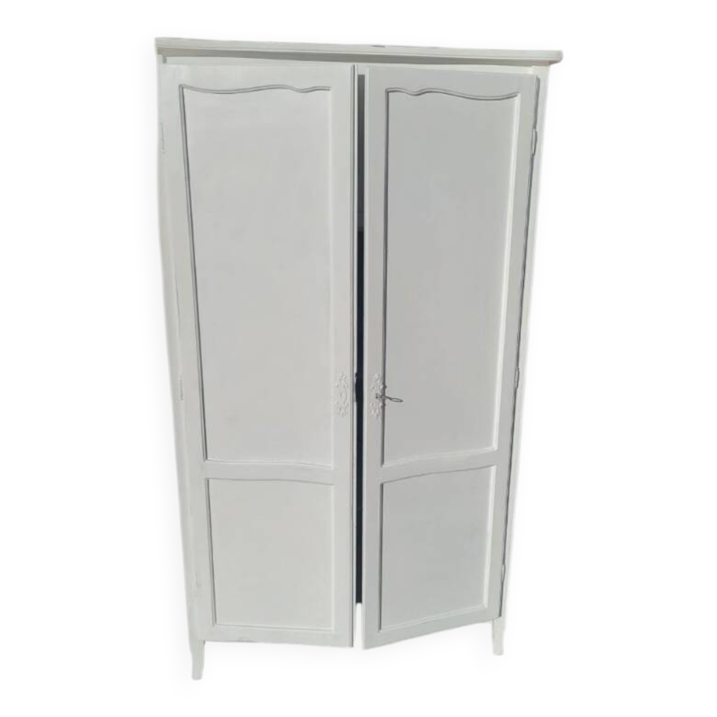 Armoire parisienne blanche avec penderie et étagères – France, années ...