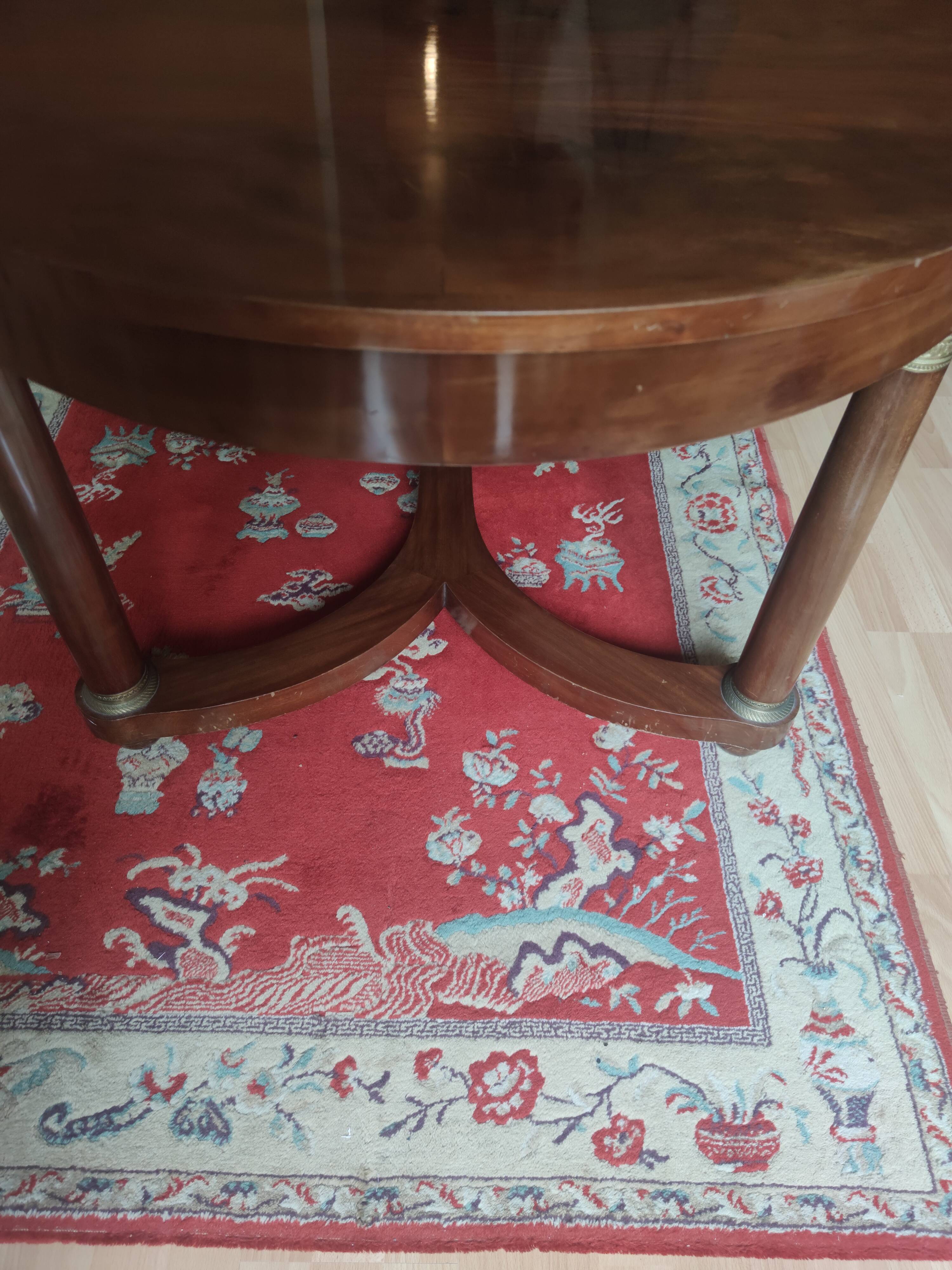Table ronde Empire en acajou, avec pied central à colonnes | Selency