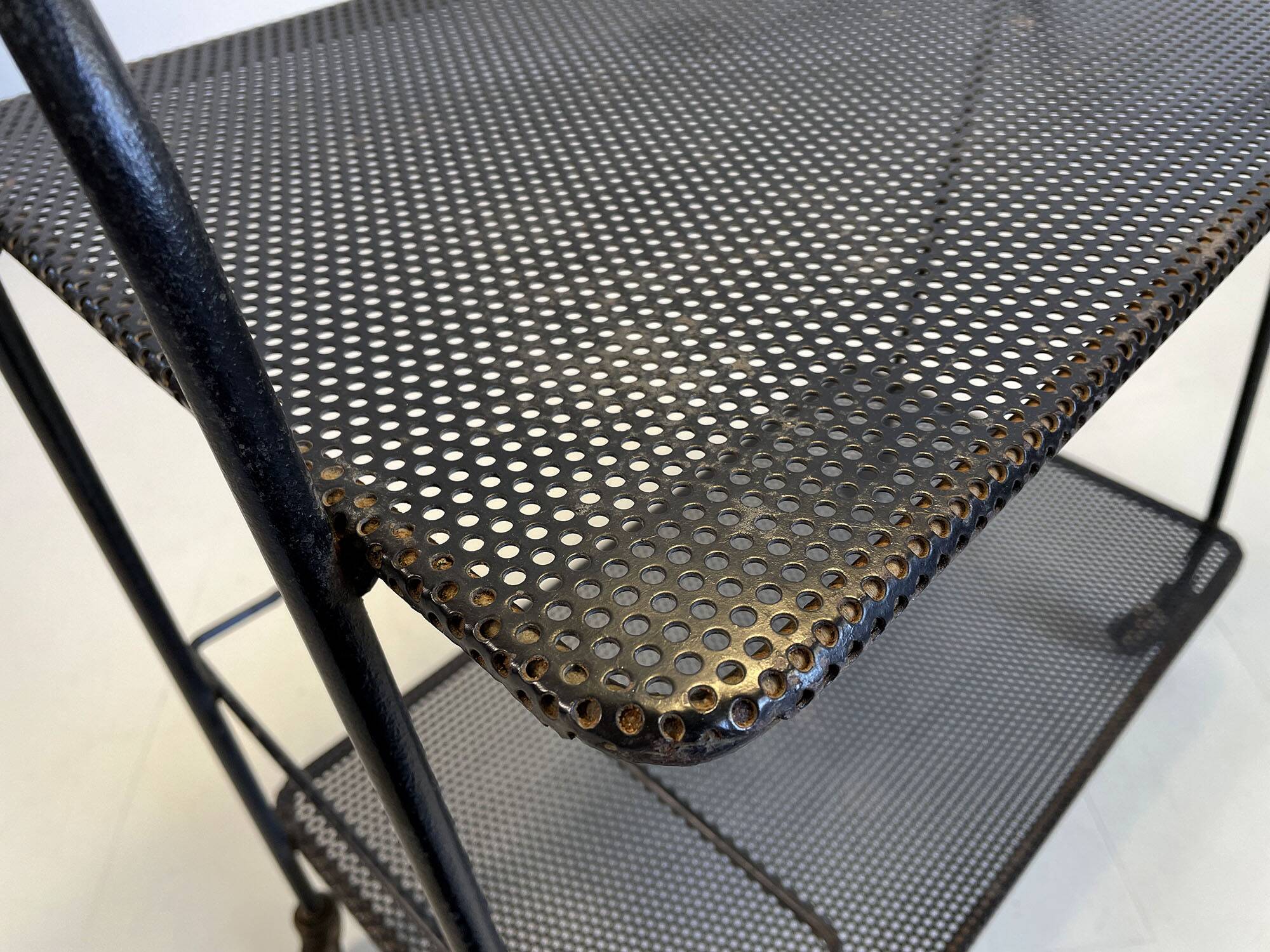 Table roulante en métal perforé | Selency