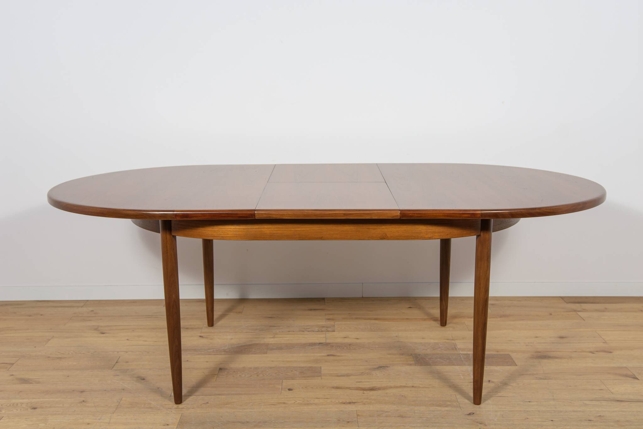 Table de salle à manger ovale moderne du milieu du siècle en teck de G ...