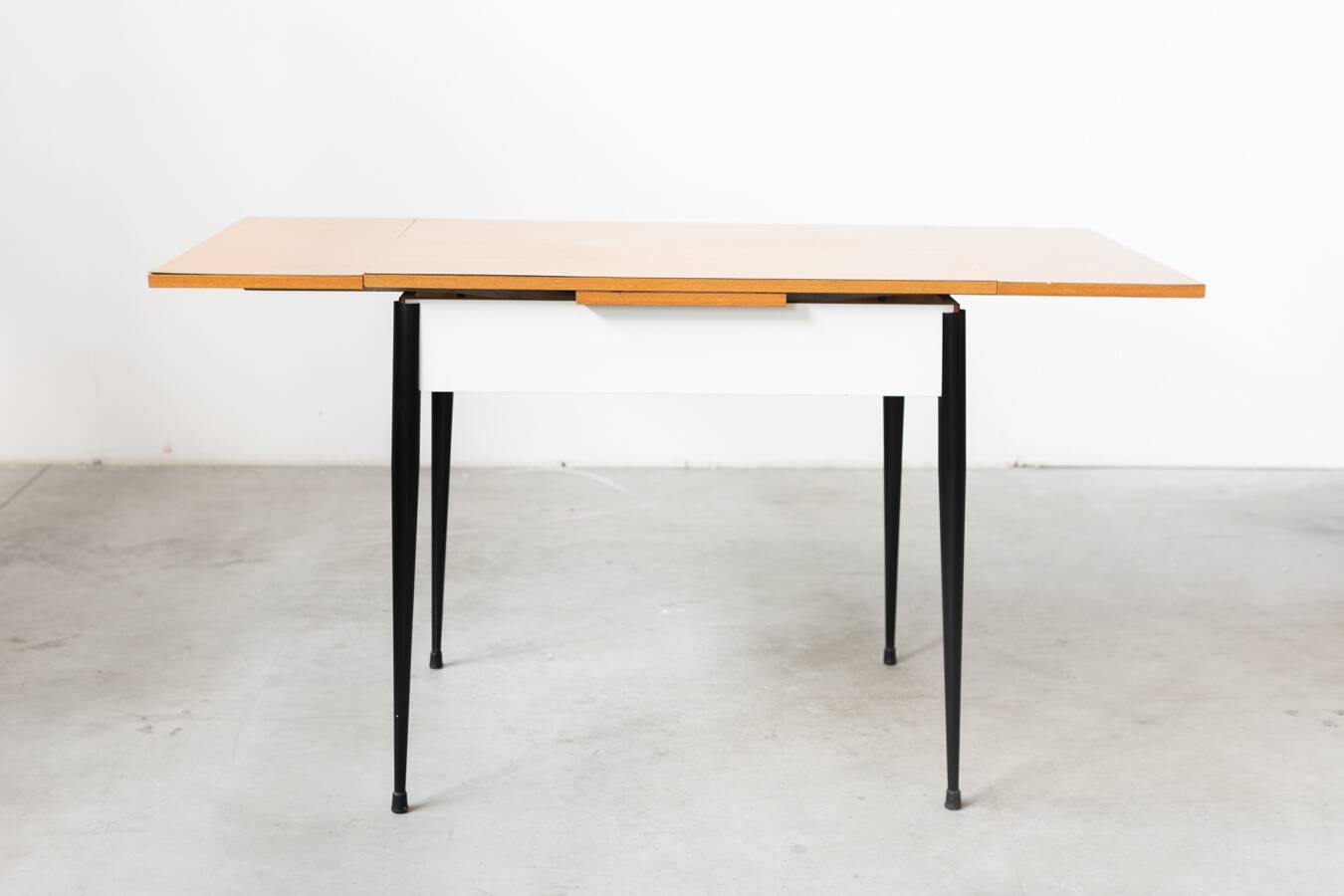 Formica extendable table from the 60s/70s and 4 iron chairs | Selency