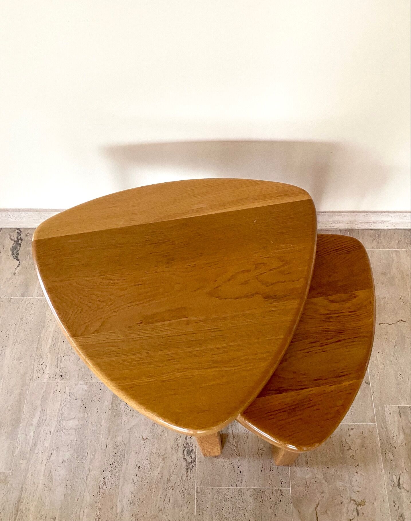 Paire de tables basses tripodes en chêne clair | Selency