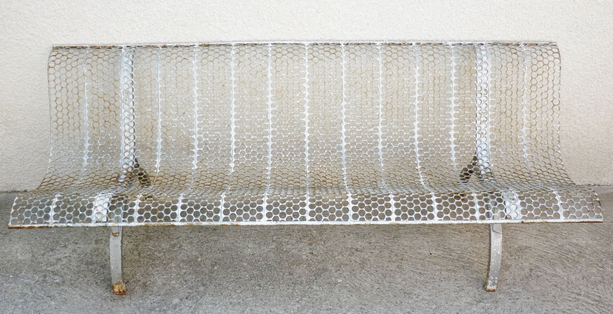 René Malaval, grand banc en métal perforé et épais, design des années ...