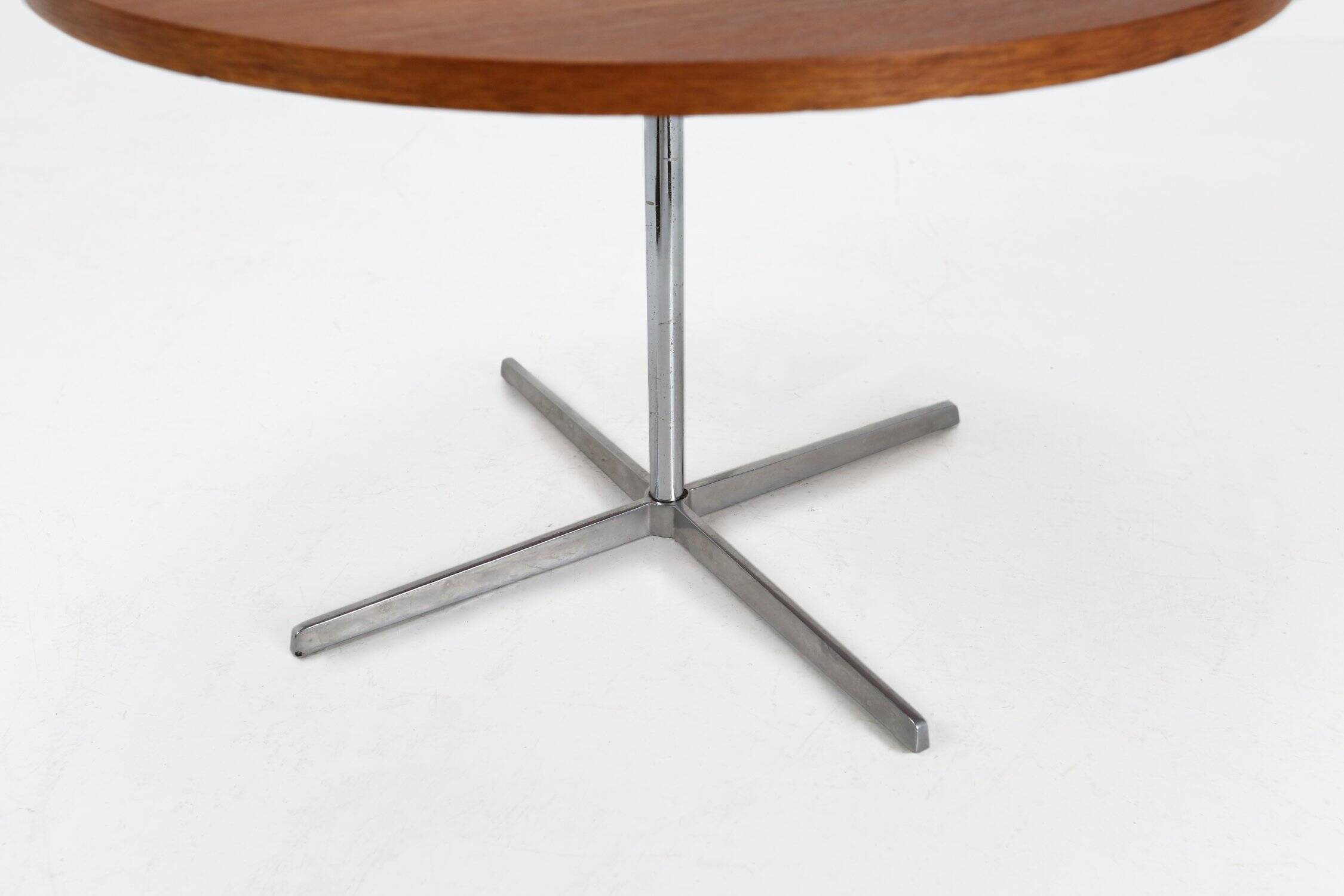 Table basse ou d'appoint danoise du milieu du siècle avec plateau rond ...