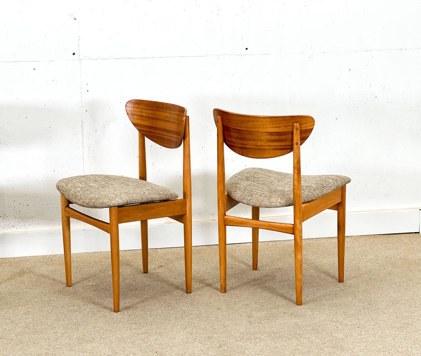 Dining table and chairs set by McIntosh and Jentique. | Selency