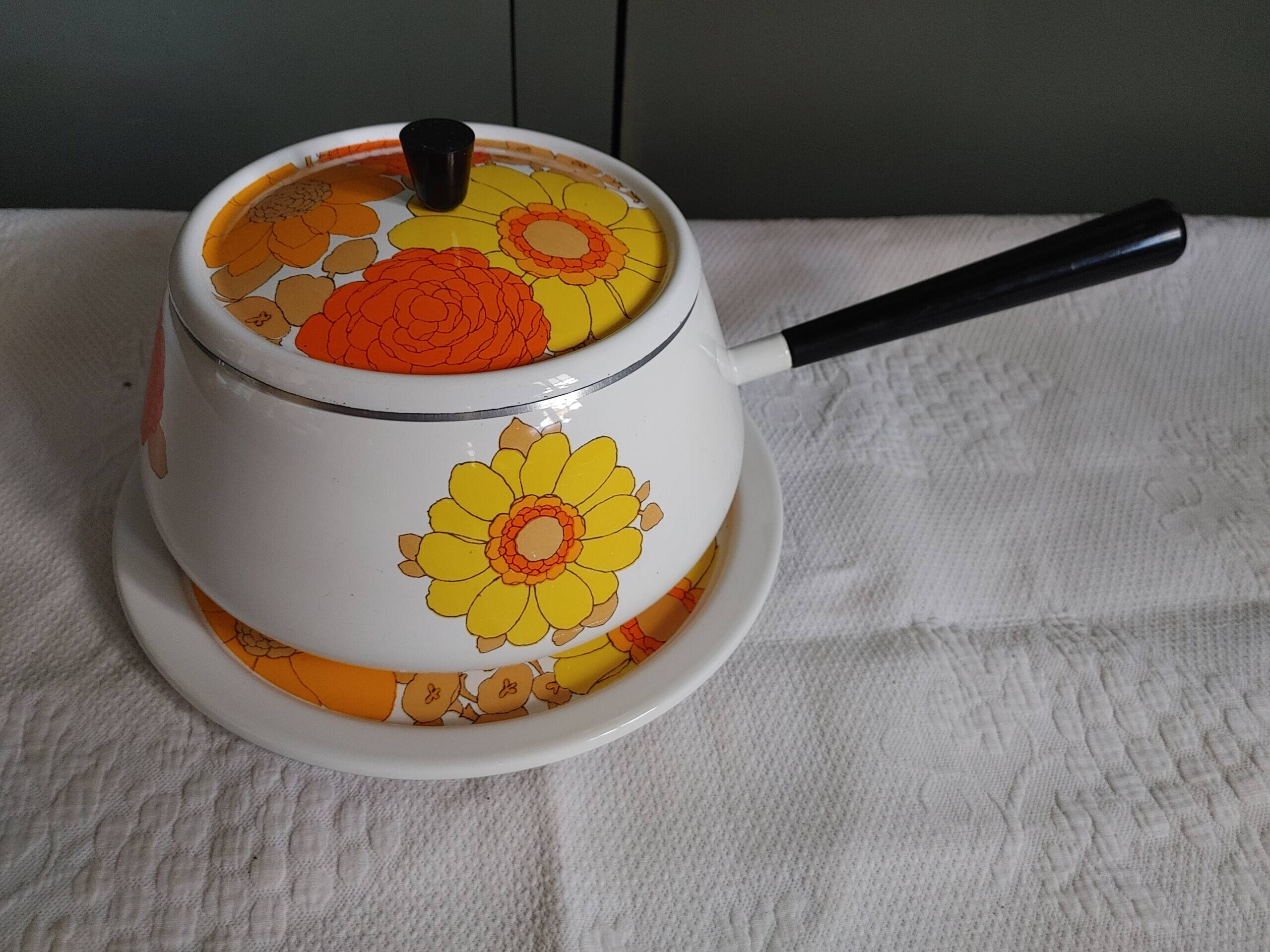 Vintage 70's Caquelon a fondue émaillé avec son plateau | Selency