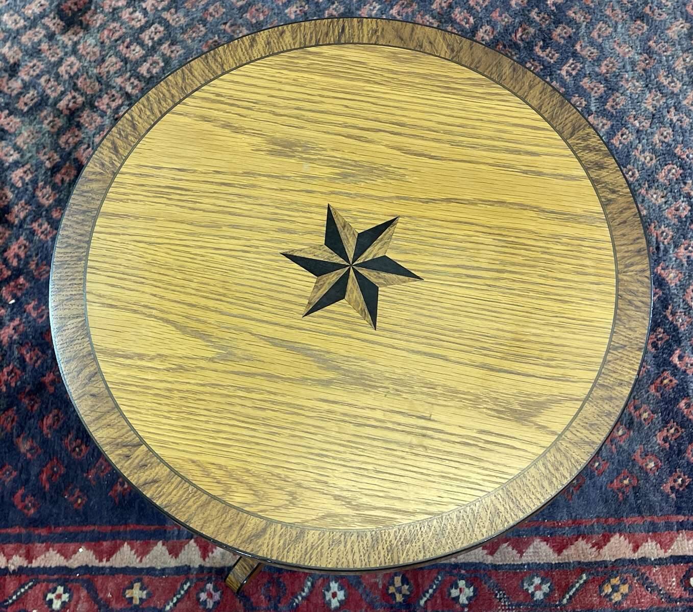 Guéridon rond anglais en chêne des années 1950 | Selency