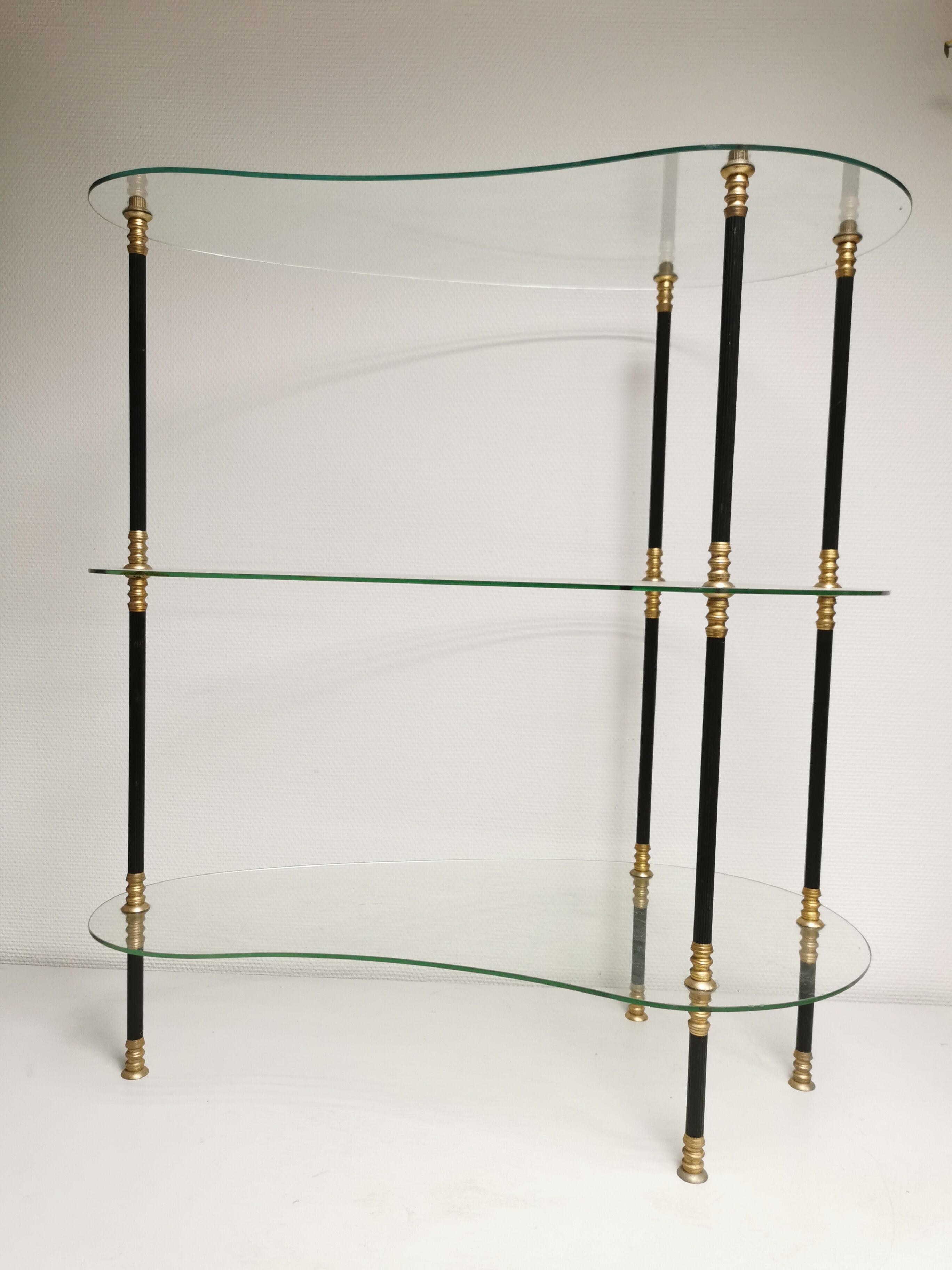 Présentoir vintage 1950 / 1960, table rognon d appoint , étagères en verre | Selency