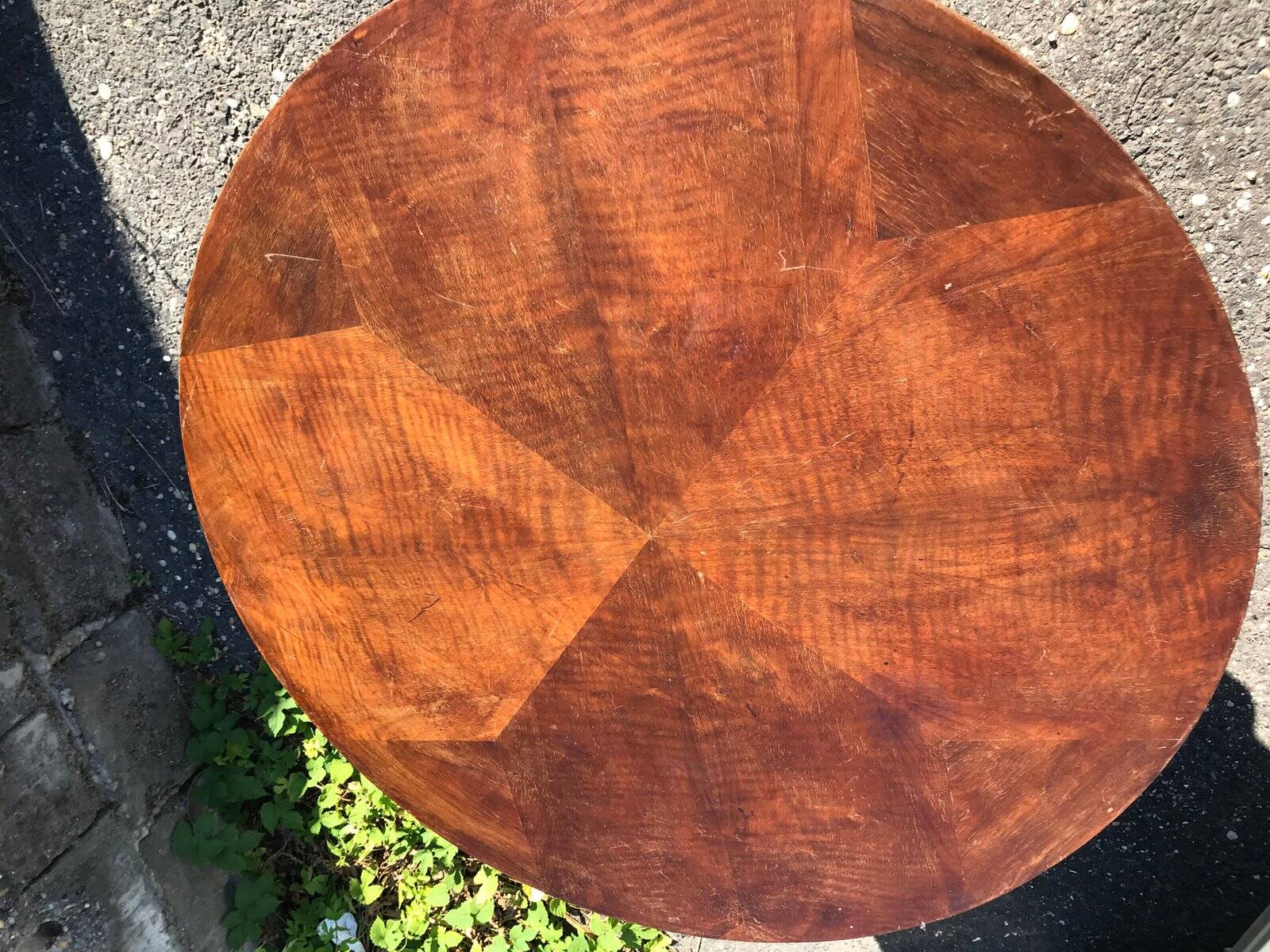 Table d'appoint Art Déco en noyer marron, plateau rond et montants en ...