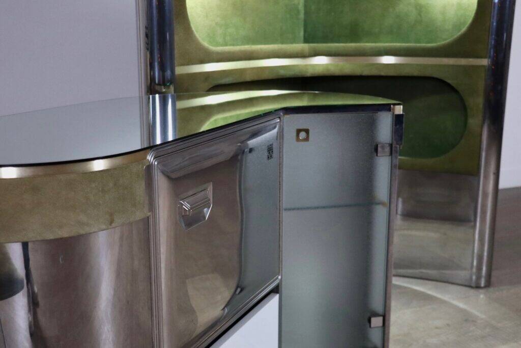 Bar en daim et chrome avec tabourets de bar verts, par Willy Rizzo ...