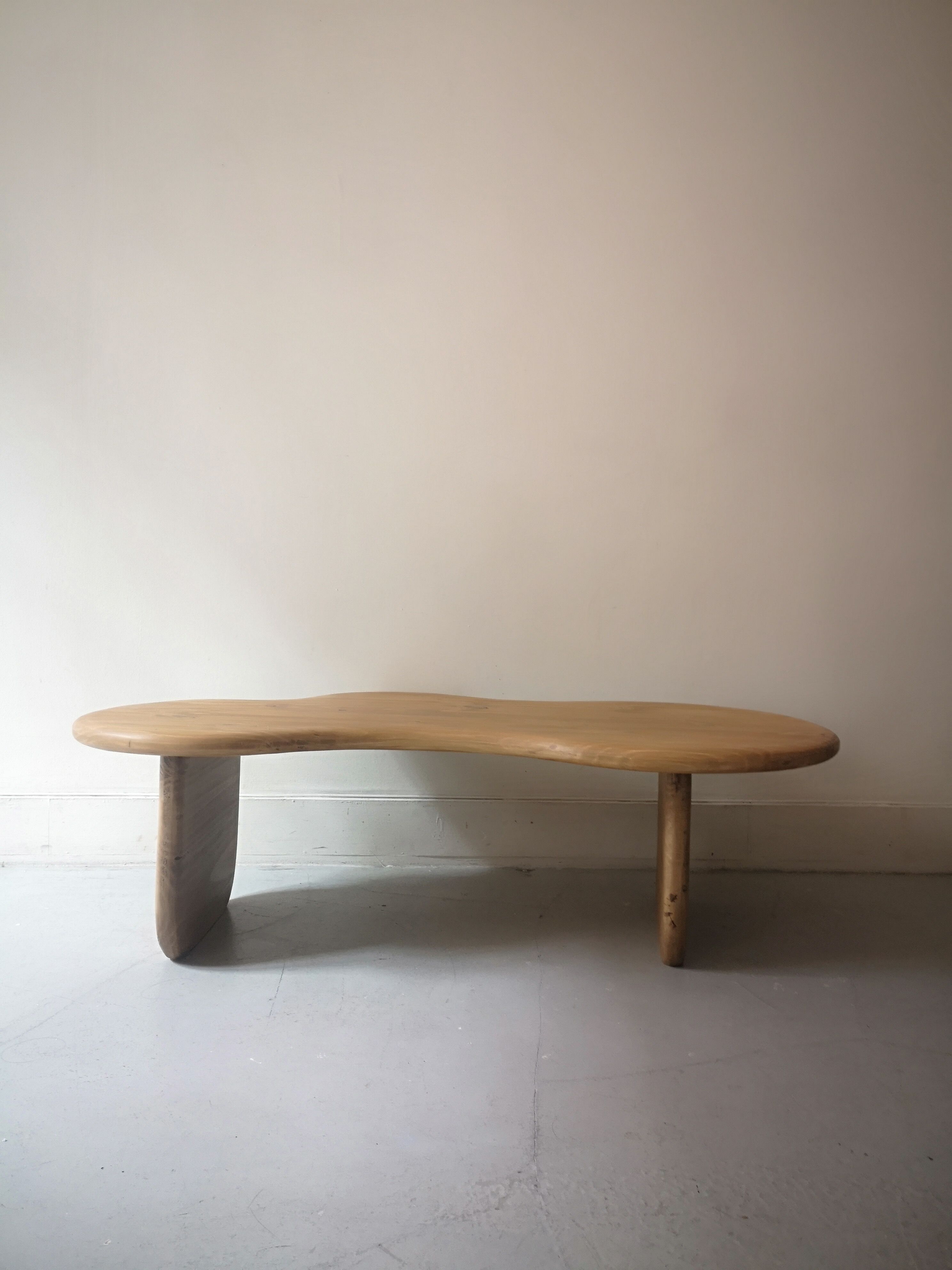 Table basse en bois blanc massif forme libre | Selency