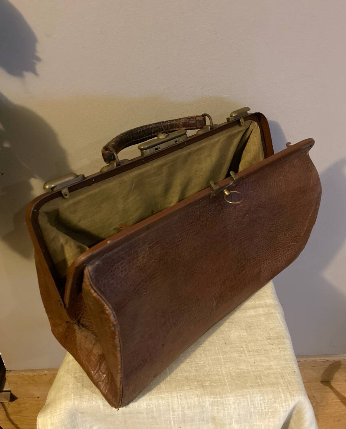 Valise / Sacoche de médecin en cuir (croco ?) époque XIXe, fermoirs et ...