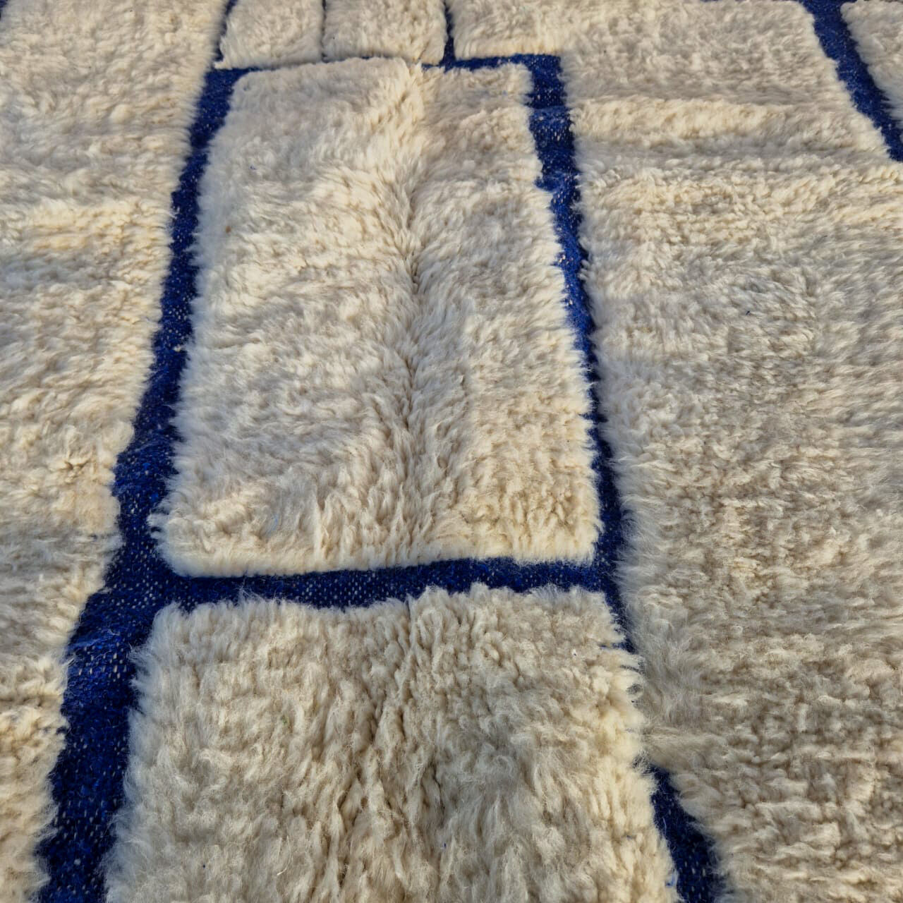 Tapis marocain berbère beni ouarain blanc et bleu Klein | Selency
