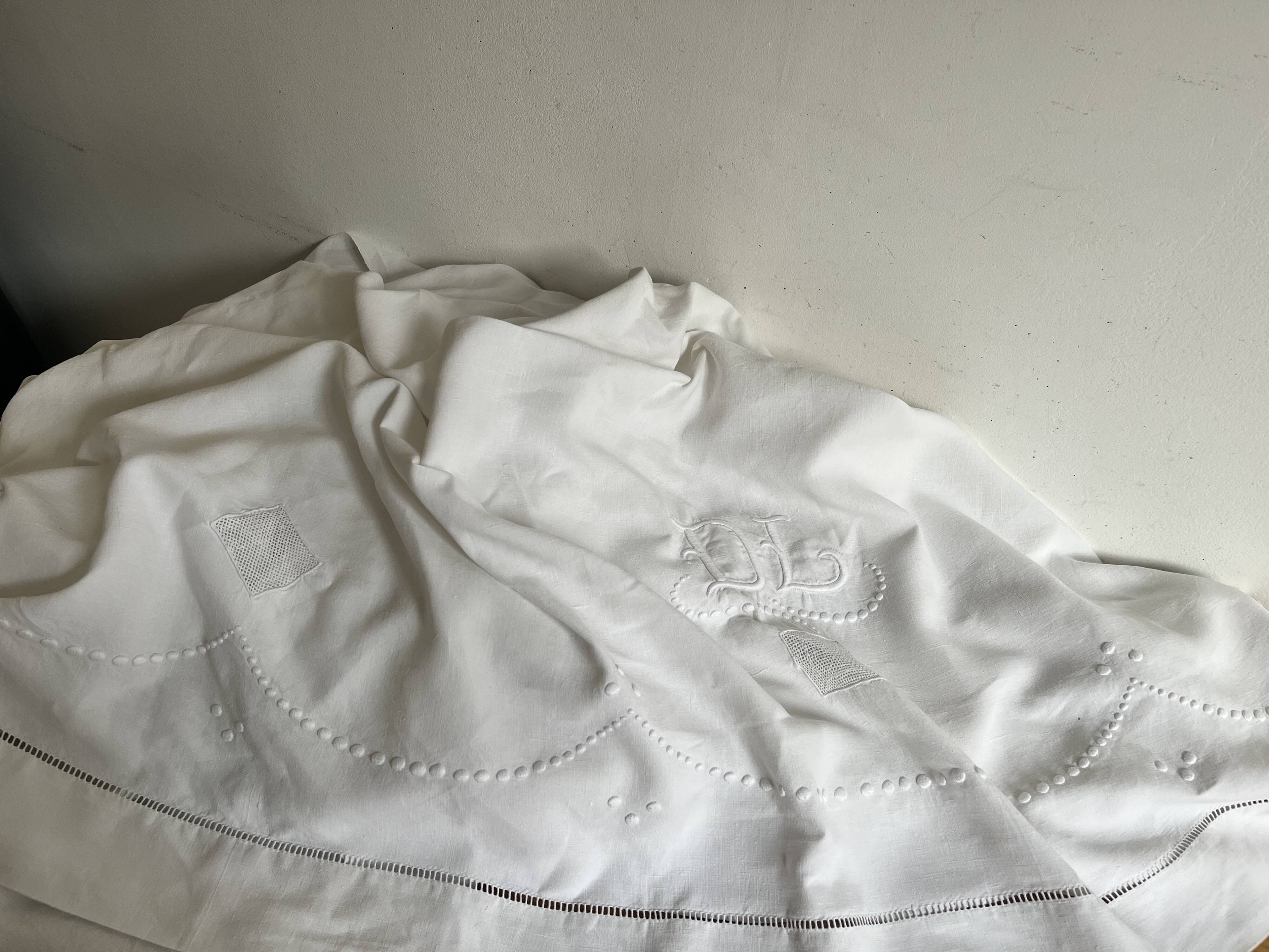 Drap ancien, broderies et monogramme DL | Selency