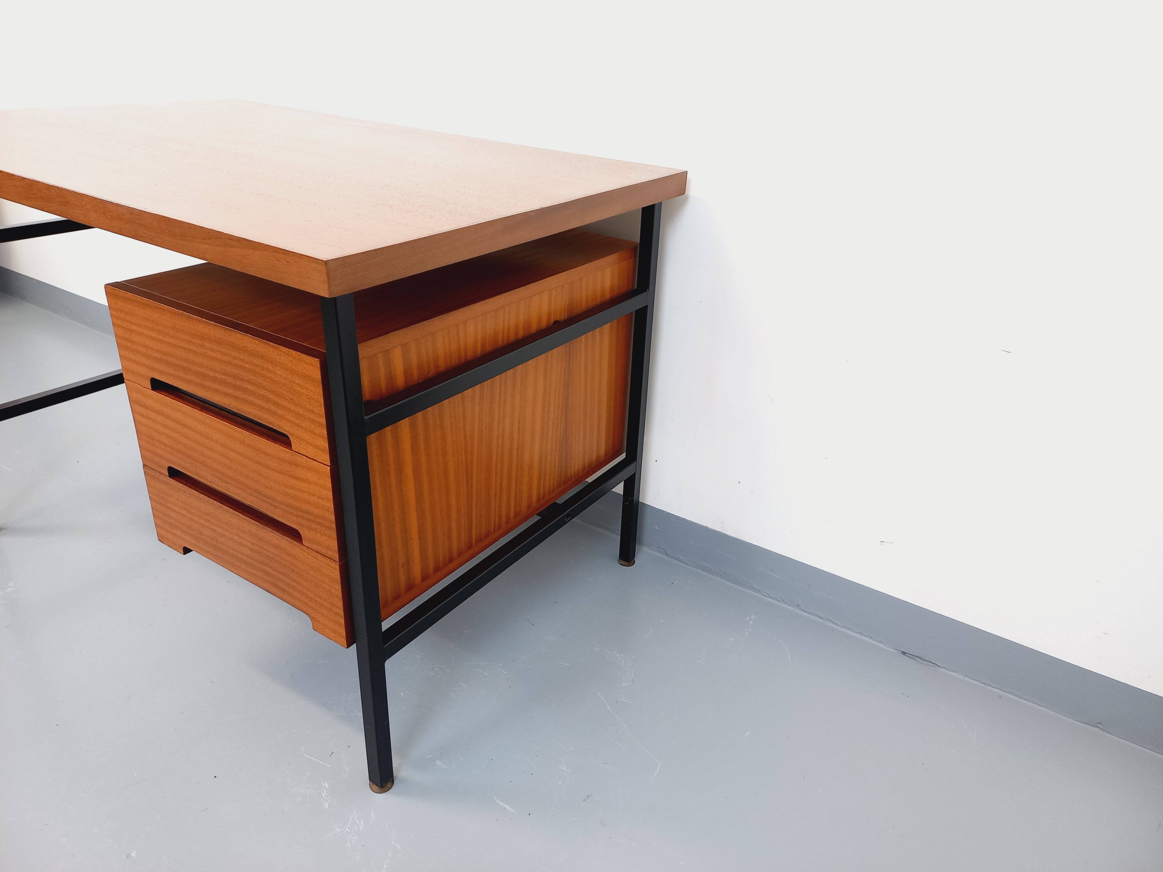 Bureau double-face moderniste vintage en acajou et métal noir des ...