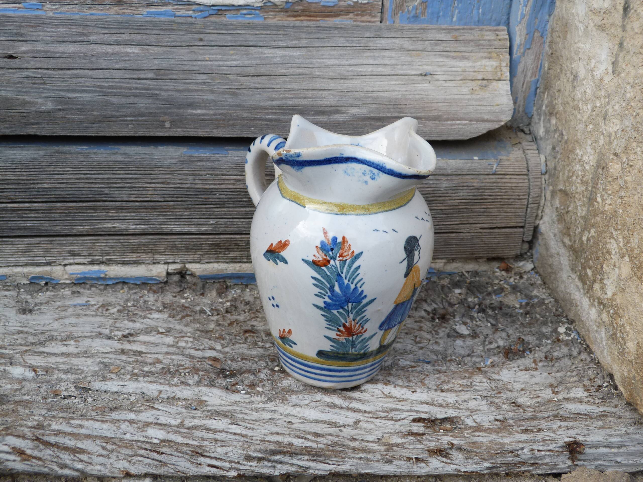 Ancien pichet en faience Quimper Henriot personnage paysan breton | Selency