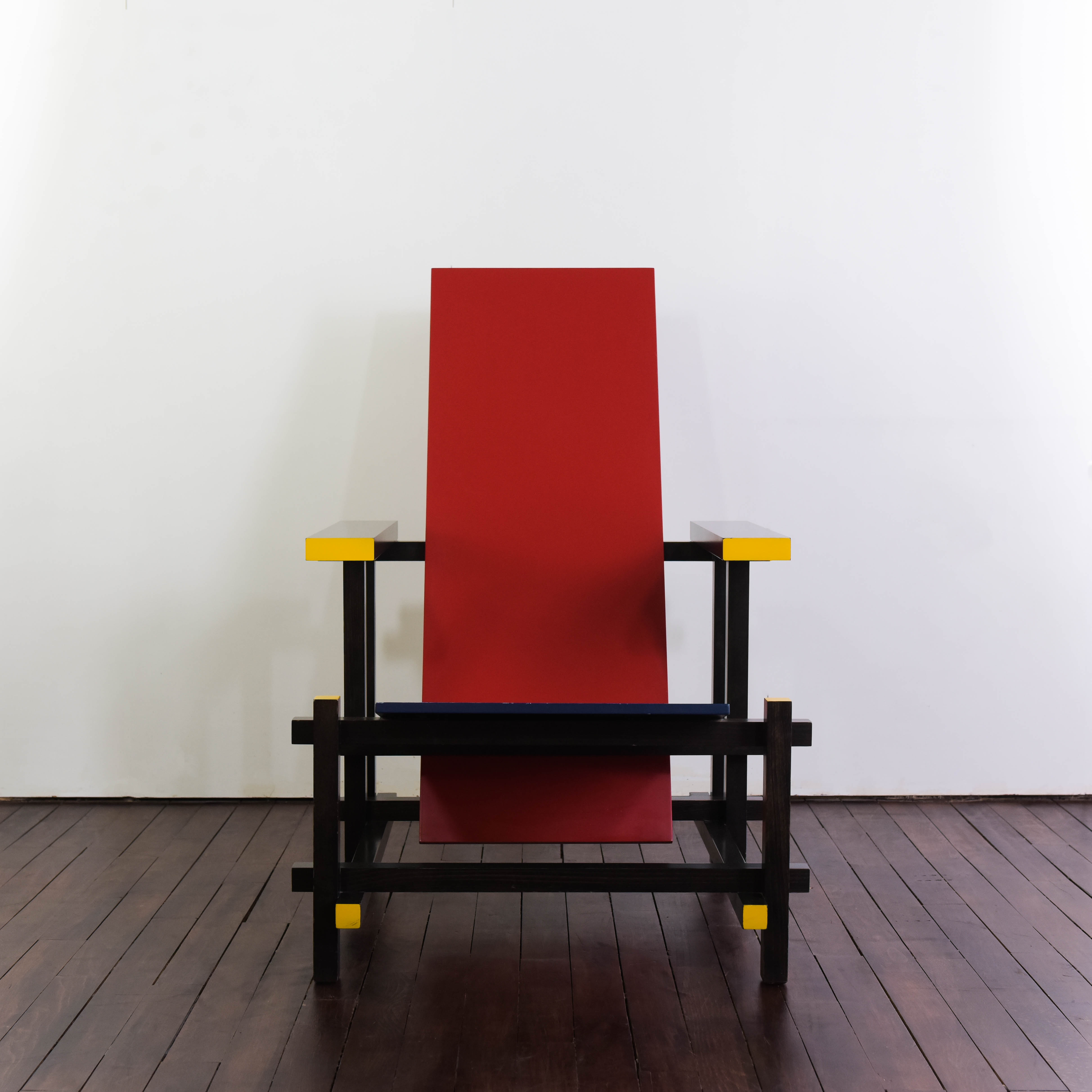 Chaise rouge et bleue conçue par Gerrit Rietveld produite par Cassina ...