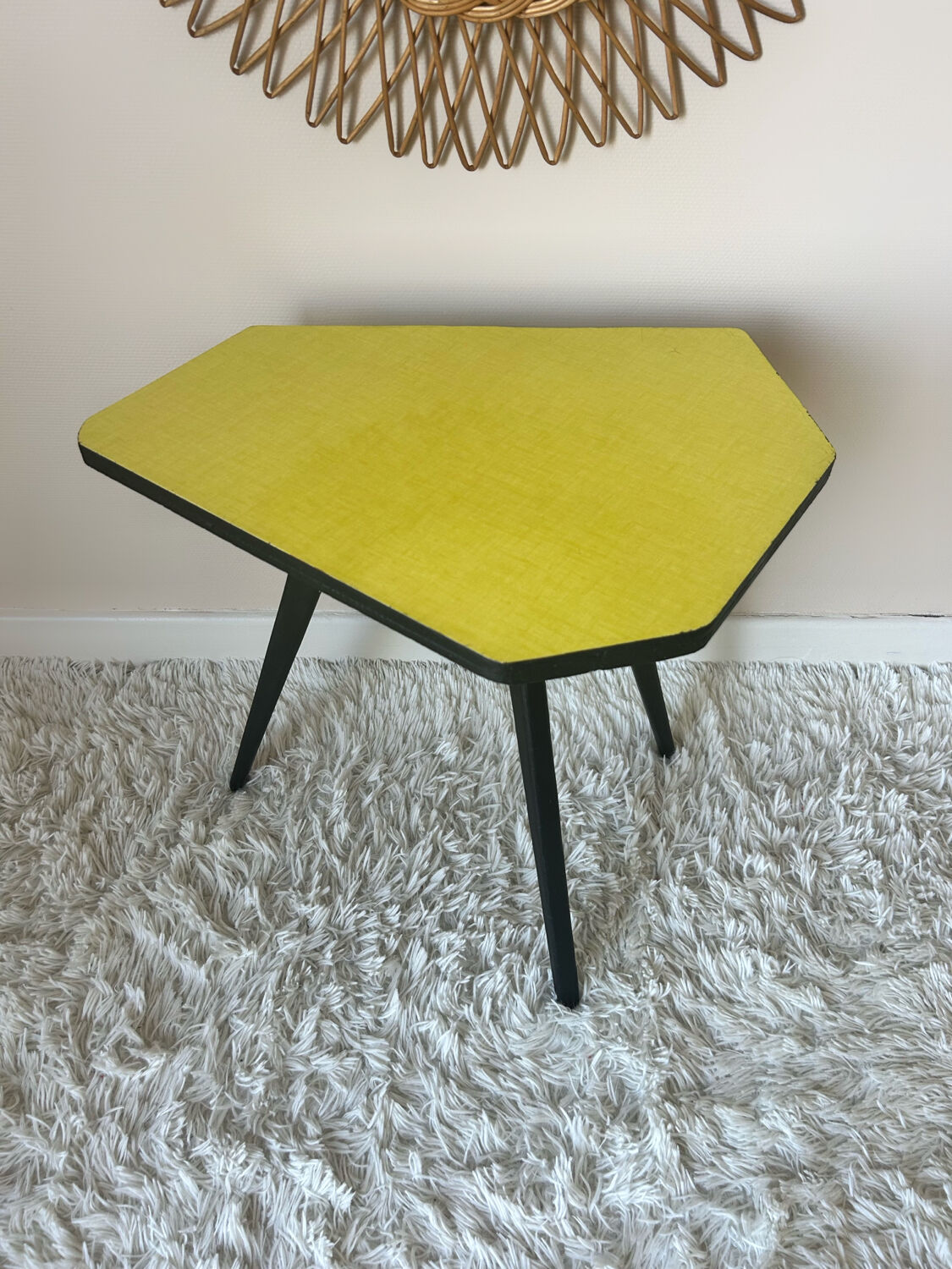 Table basse tripode Formica années 60 | Selency