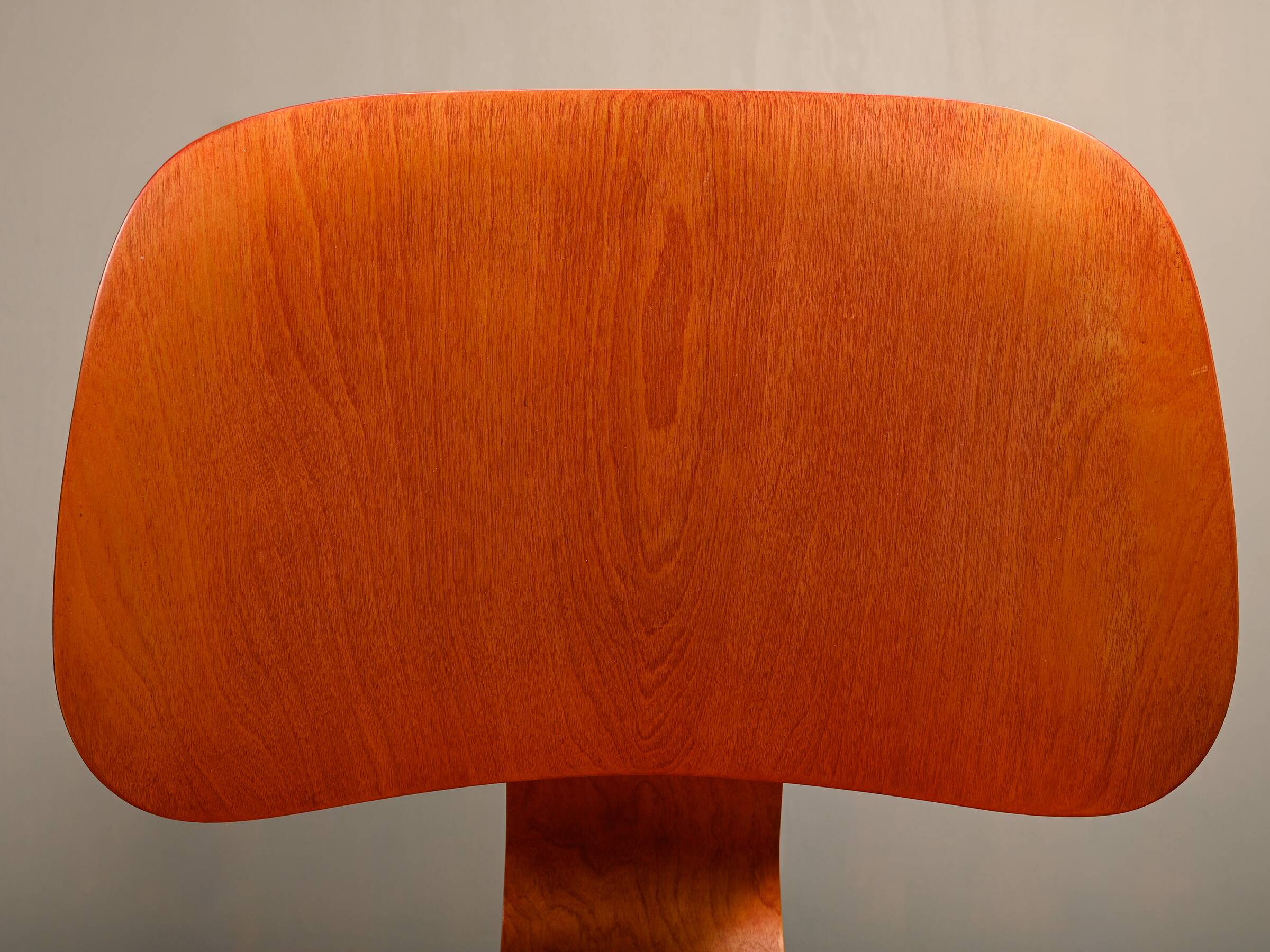 Chaise longue LCW Early de Charles et Ray Eames en aniline rouge pour ...