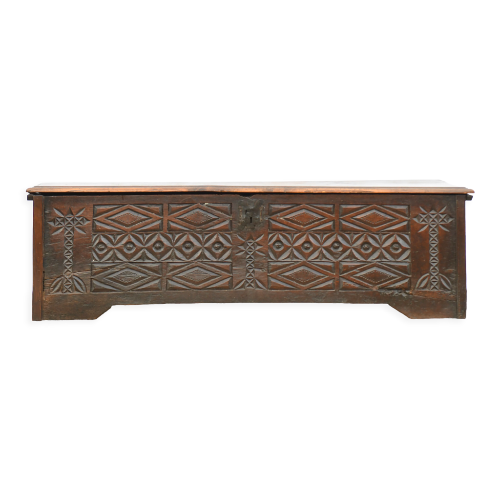 Coffre ancien en bois sculpté | Selency