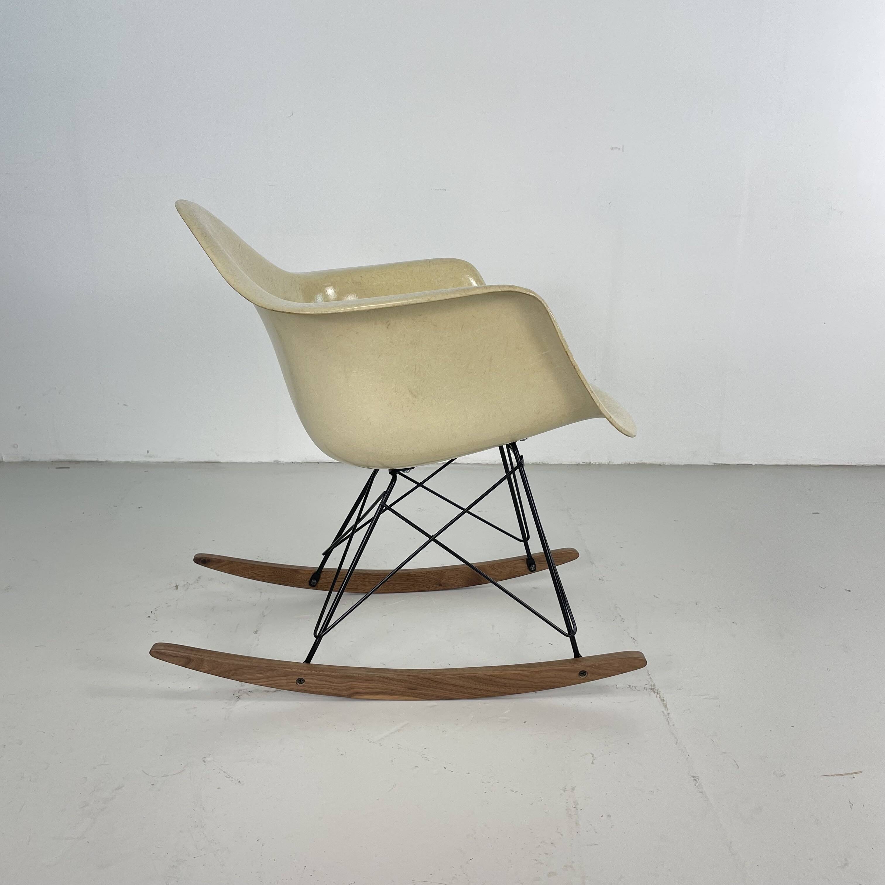 Fauteuil à bascule RAR Eames Herman Miller des années 1950 en parchemin | Selency