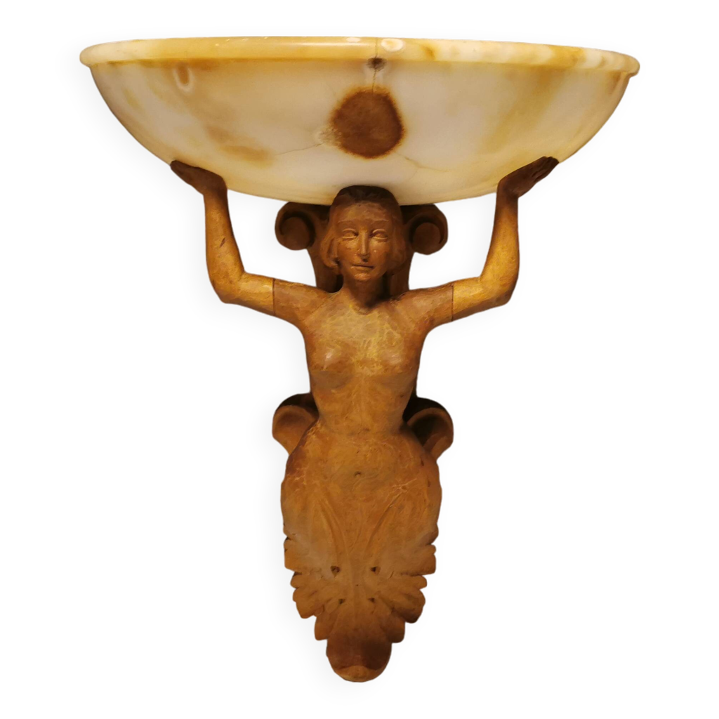 Applique dont la base est une dame en bois sculpté tenant l'abat-jour ...