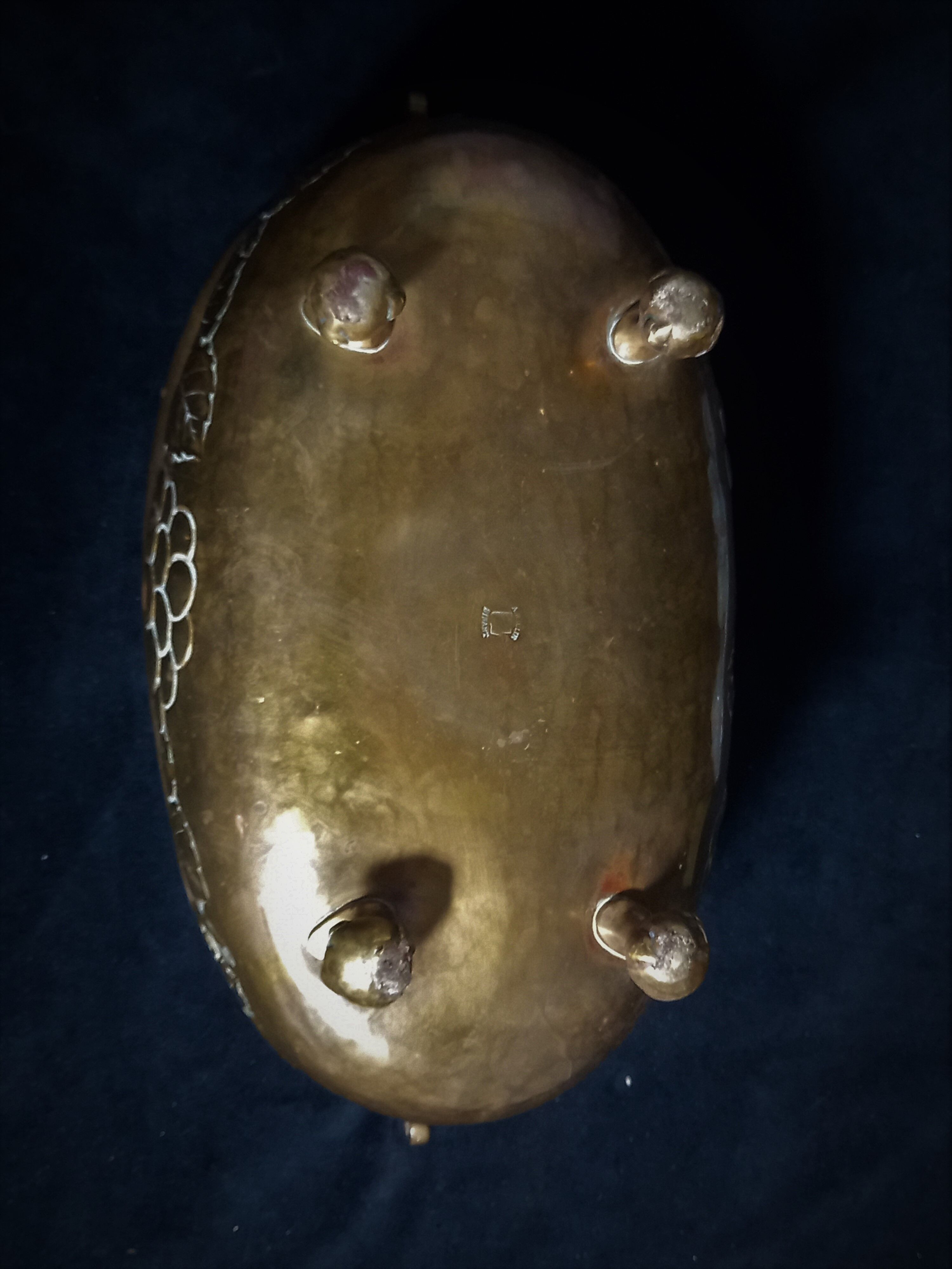 Jardinière XIXème siècle en laiton avec décor de vigne et pieds boule ...