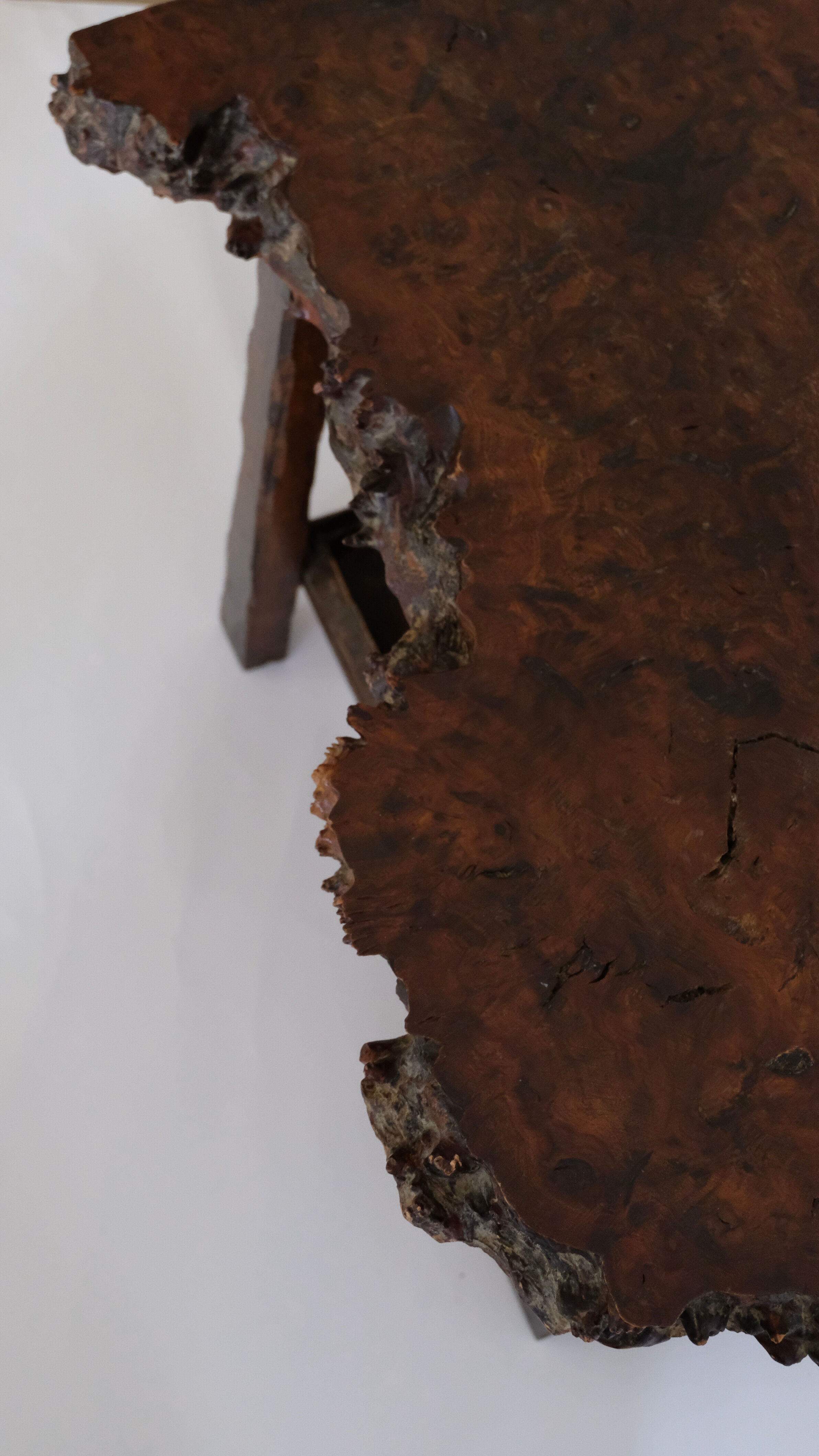 Table d'appoint brutaliste en loupe de chêne | Selency