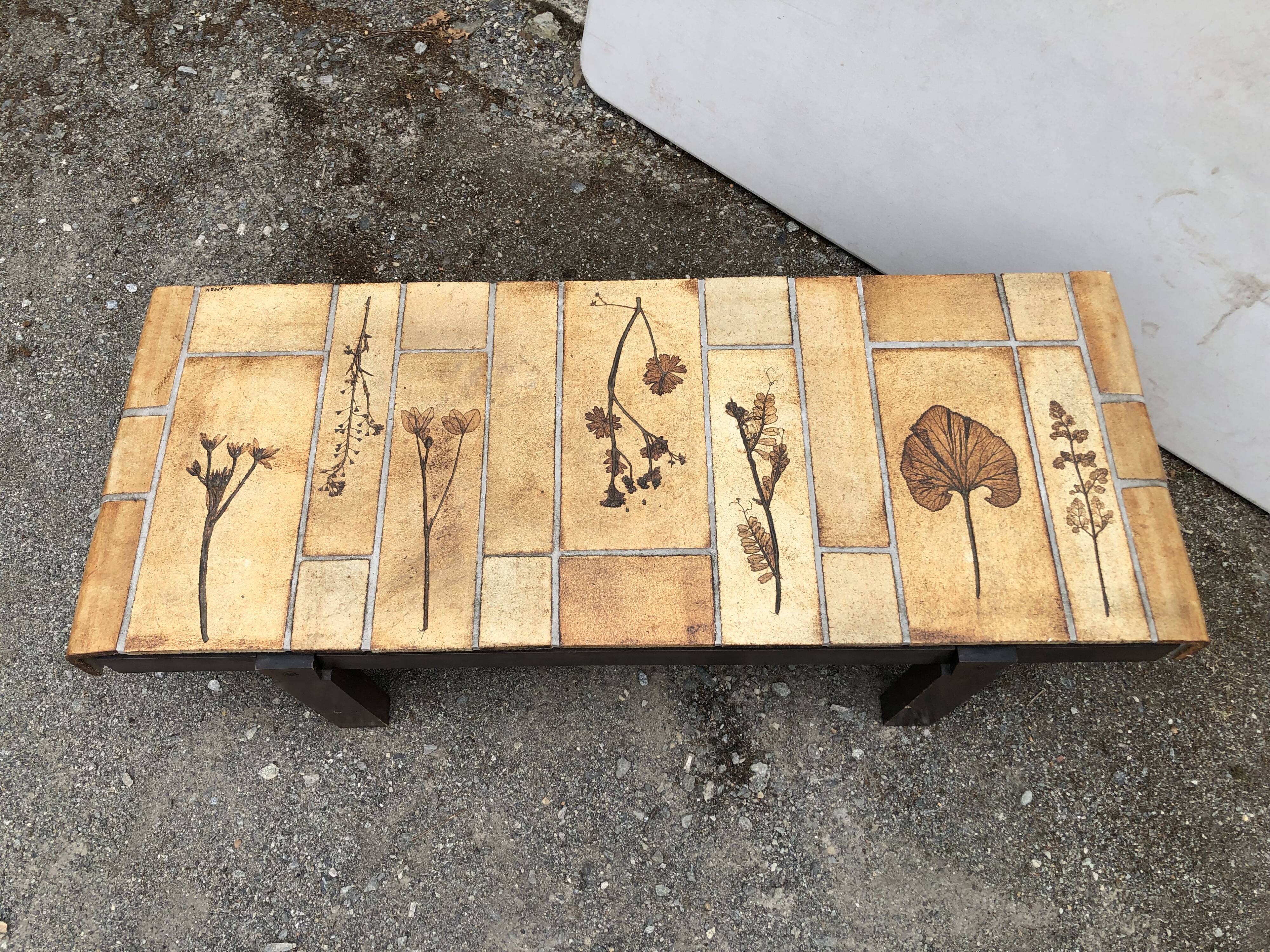 Table basse vintage en céramique a décors aux herbiers par Roger Capron, piétement en hêtre ...