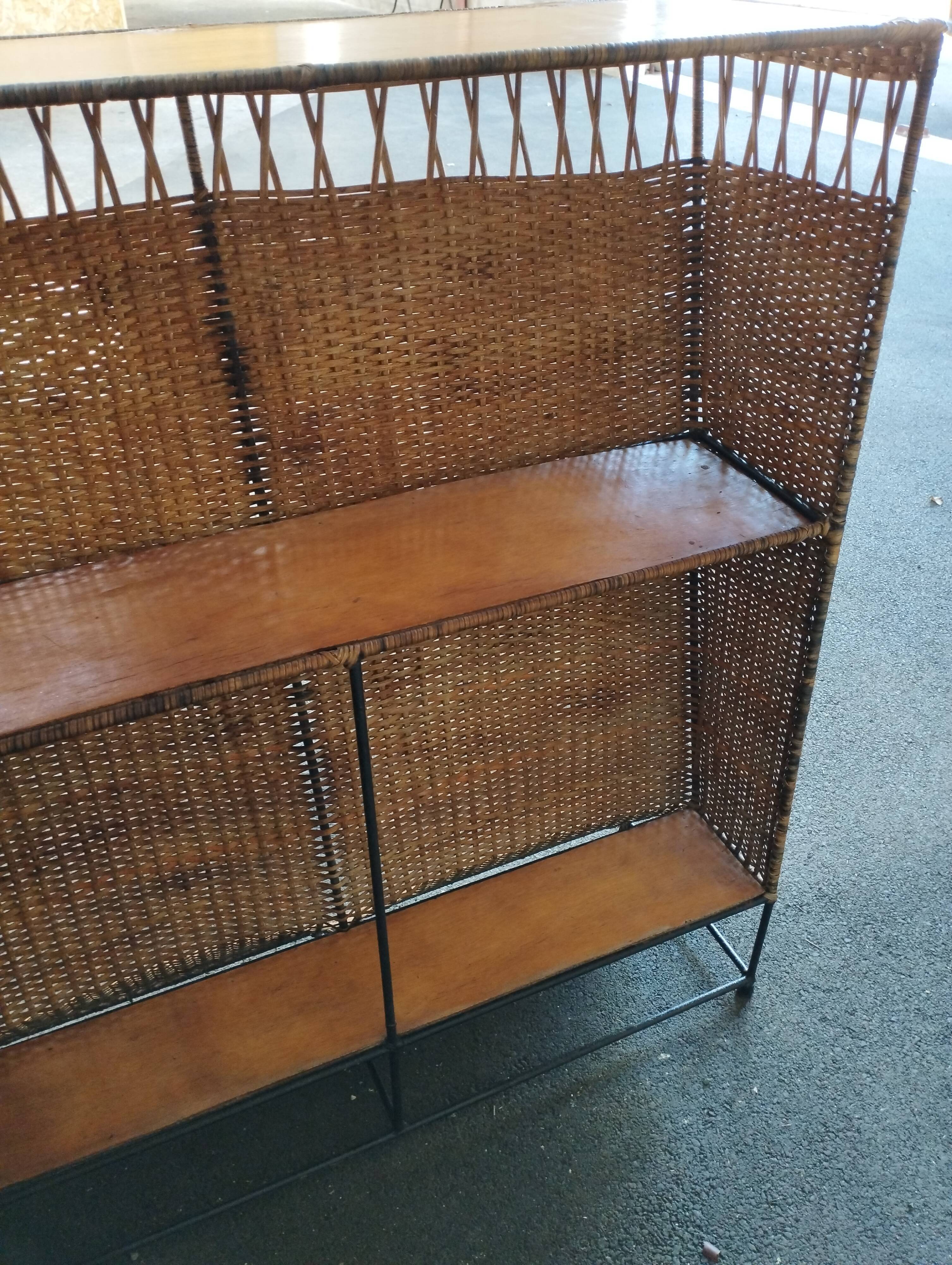 Ensemble bar et tabourets rotin et structure métallique années 50 | Selency