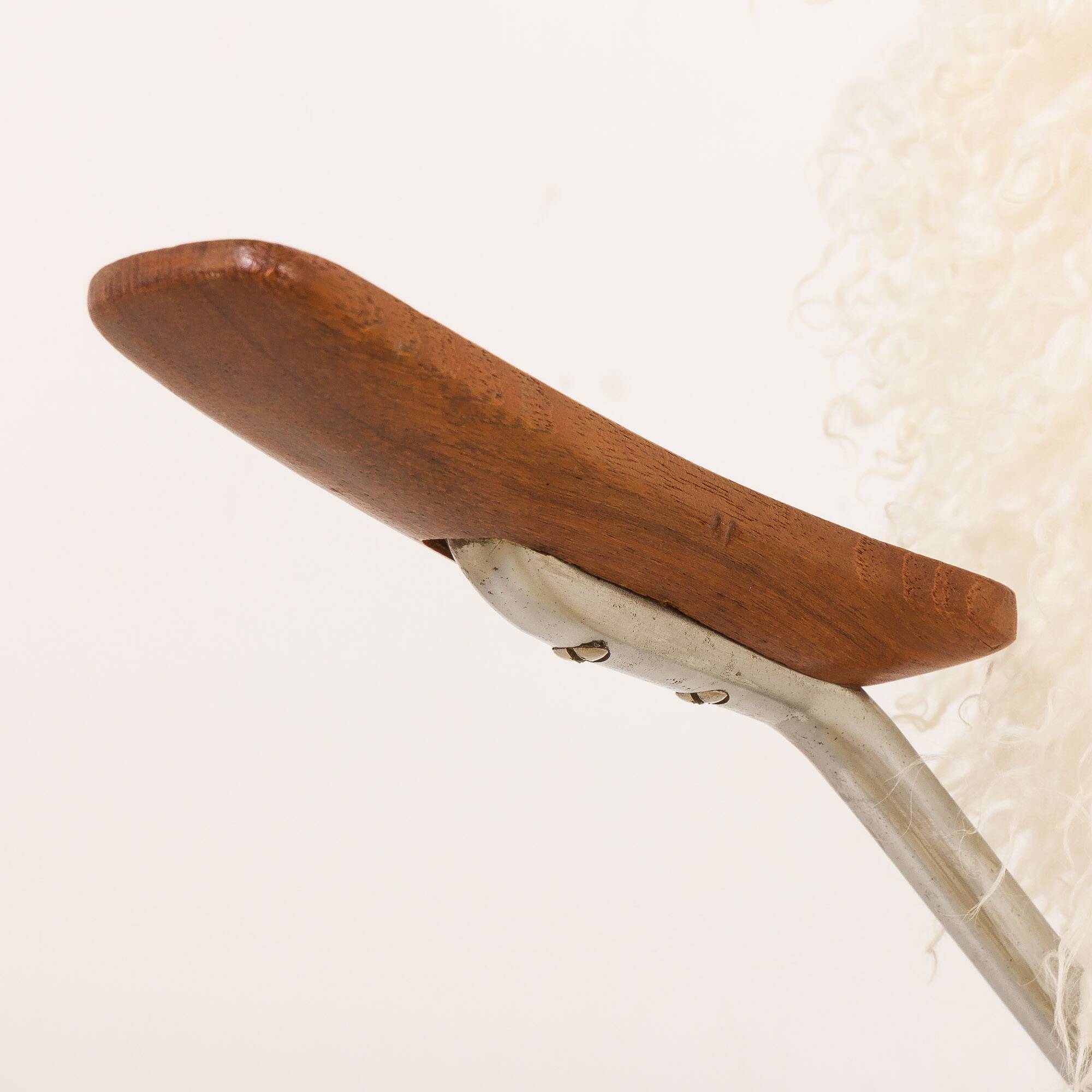 Chaise en peau de mouton à cheveux longs de style mid-century, inspirée ...